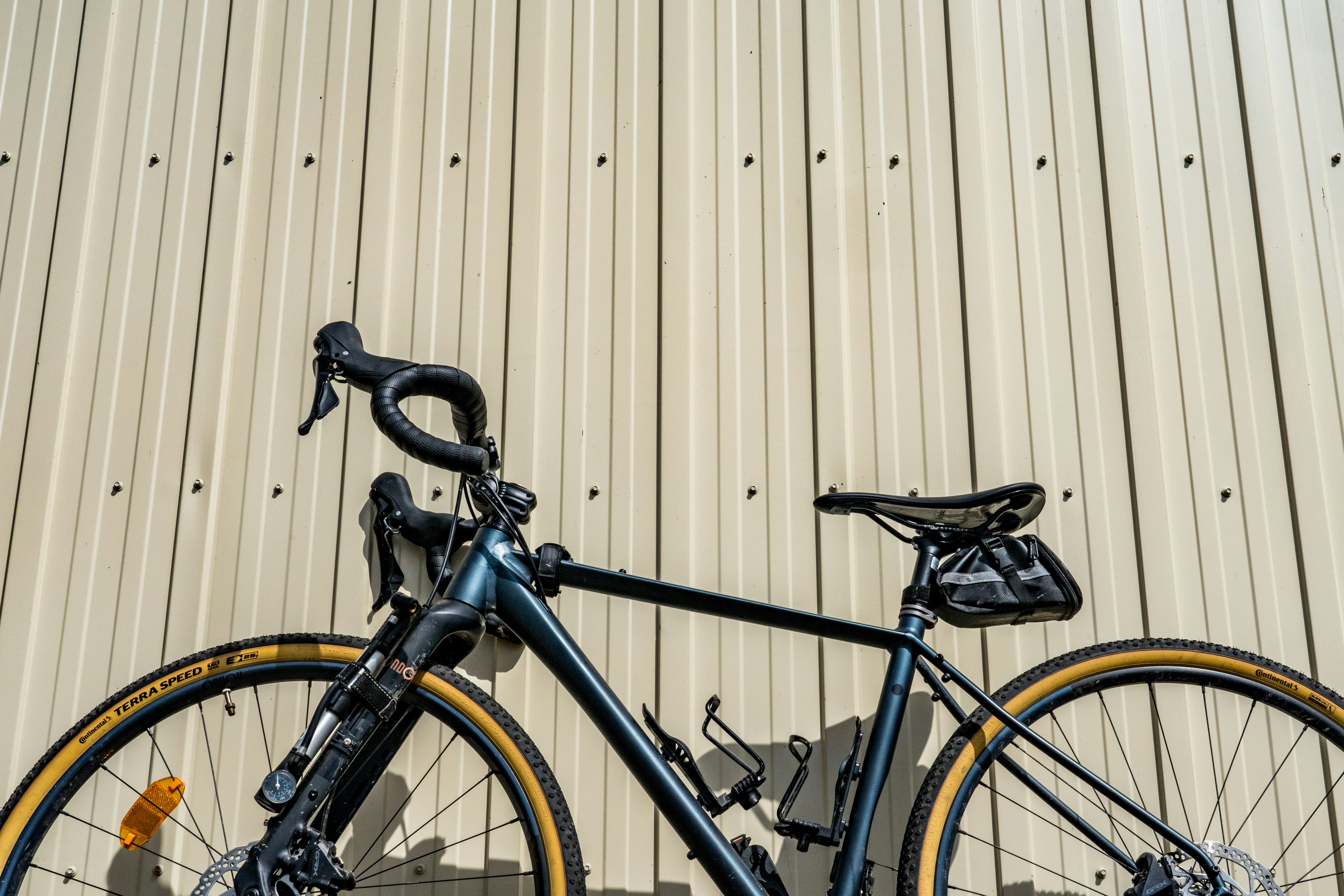 Blue and black road bike photo – Free Bicycle Image on Unsplash