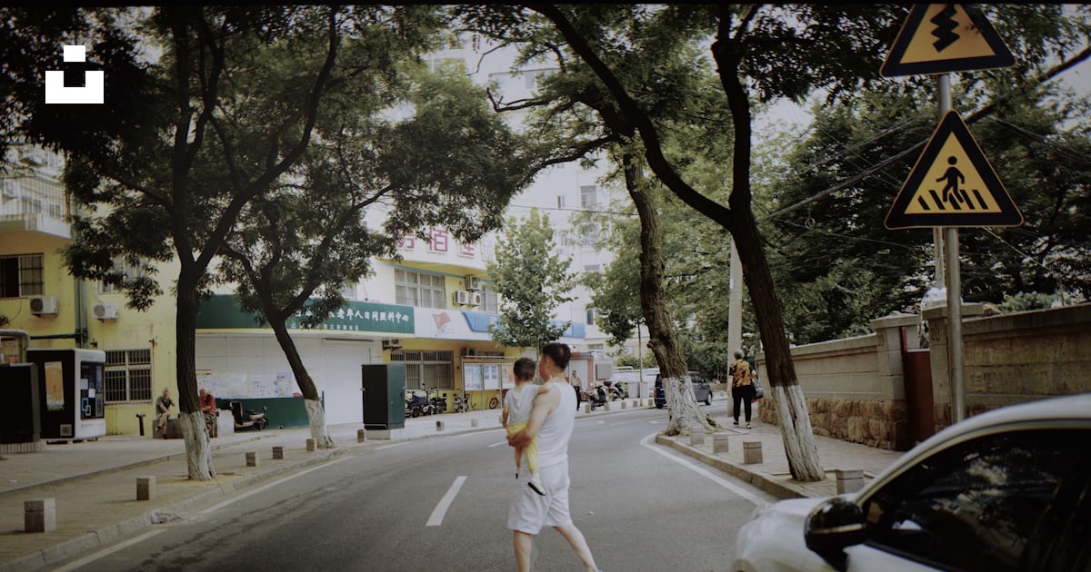 흰색 재킷과 흰색 바지를 입은 여자가 낮에 보도를 걷고 있다 사진 Unsplash의 무료 회색 이미지
