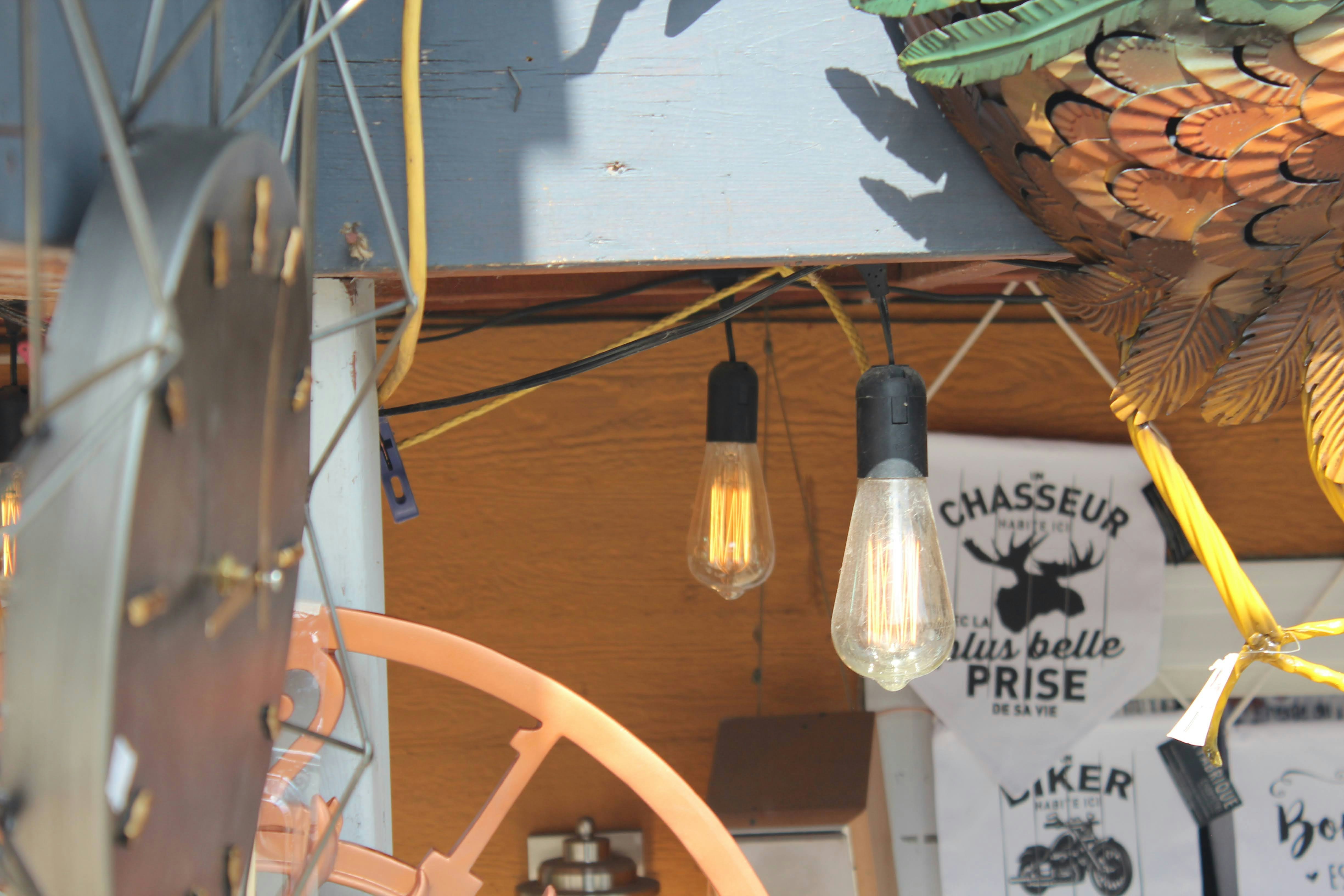 Vintage Market Glow: Hanging Edison Bulbs and Rustic Decor