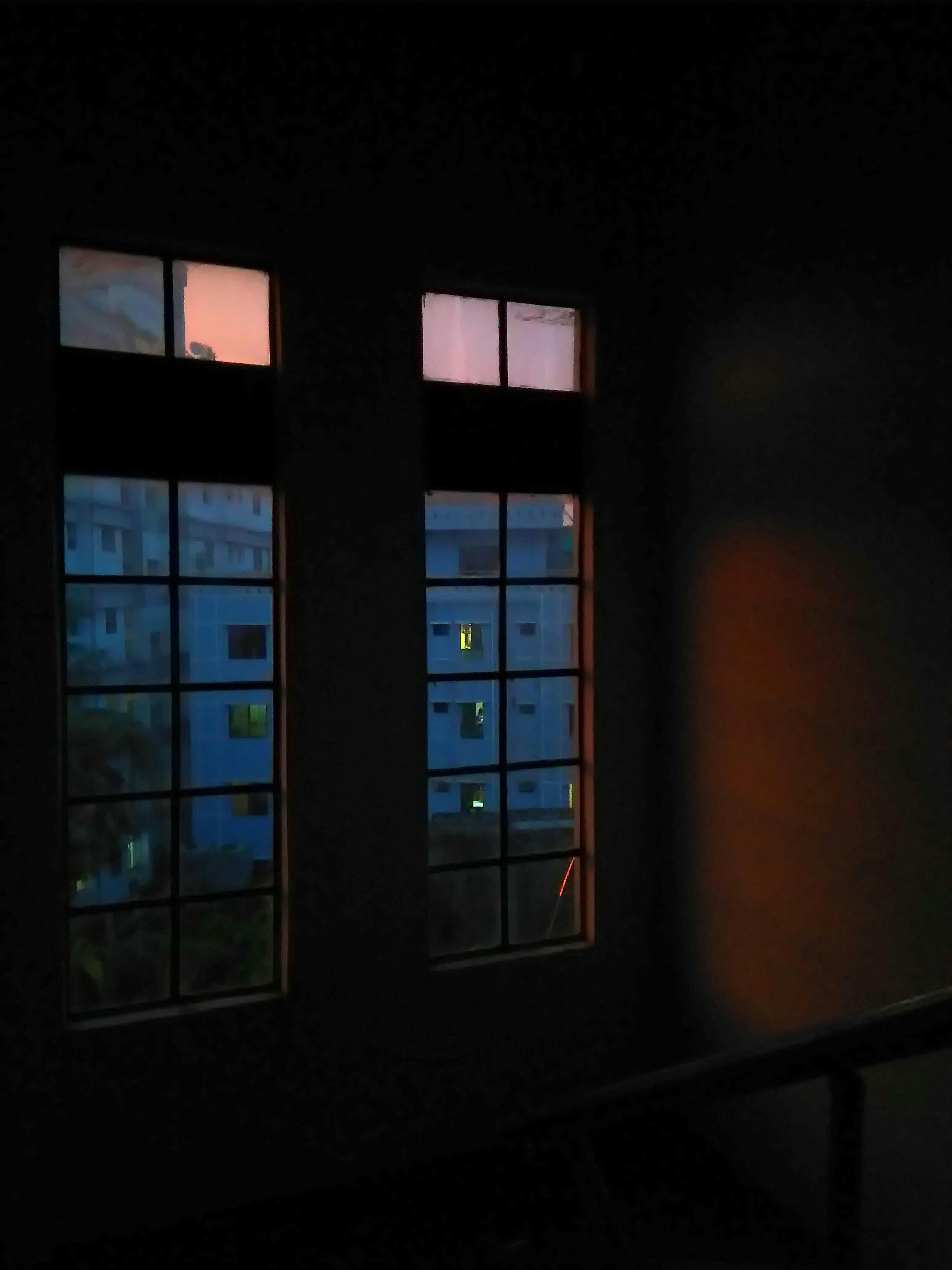 黒い木枠のガラス窓の写真 – Unsplashのインテリアデザインの無料画像