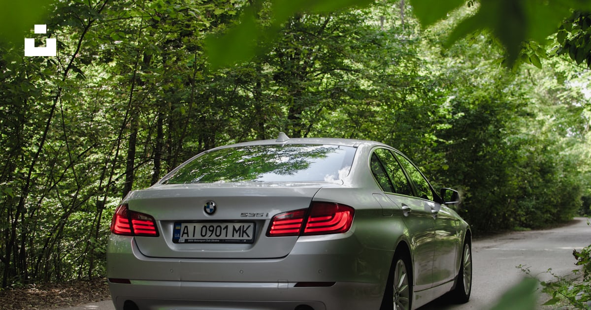 회색 Bmw M 3 쿠페는 낮 동안 회색 콘크리트 도로에 주차 사진 Unsplash의 무료 우크라이나 이미지