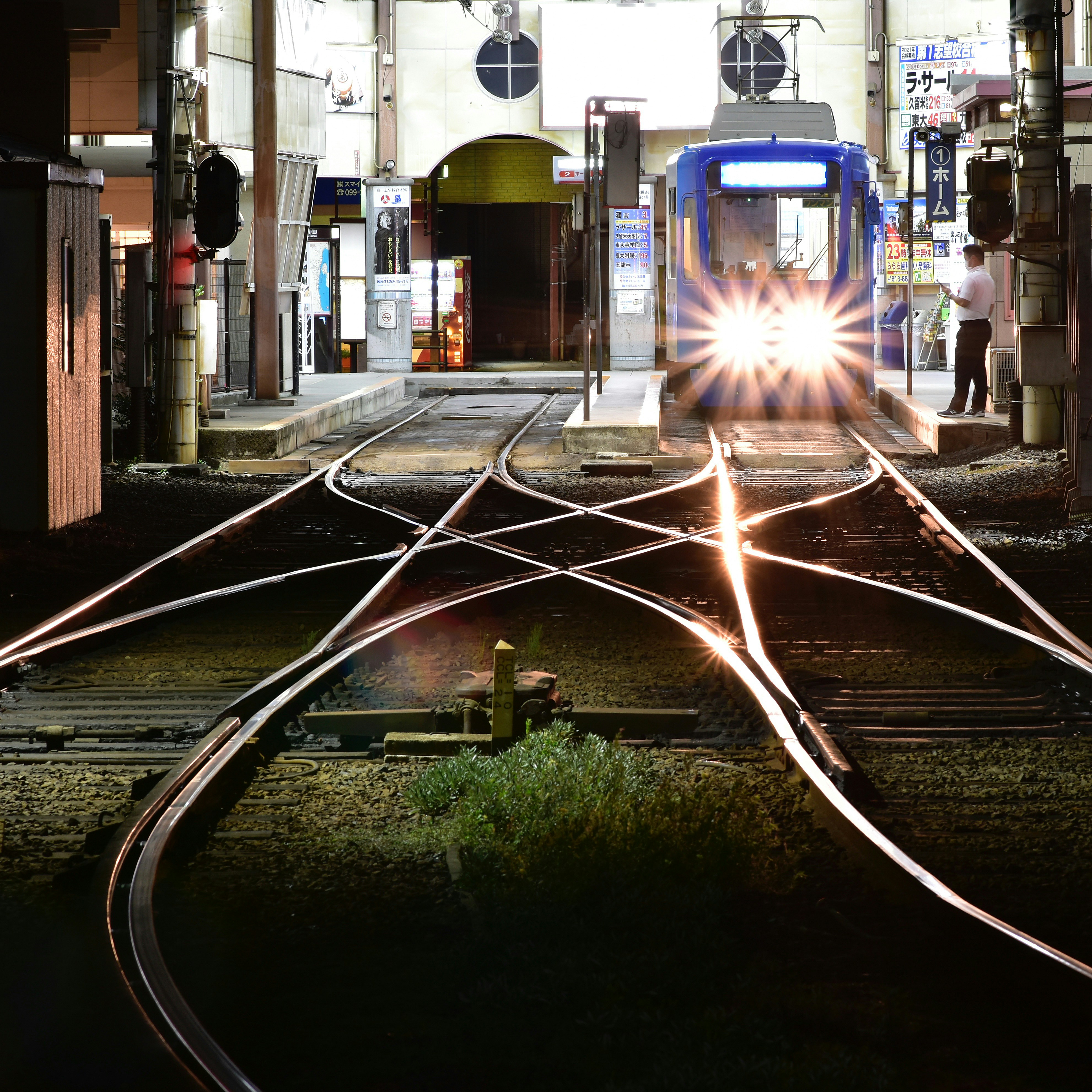 Convergence of Tracks at Dusk