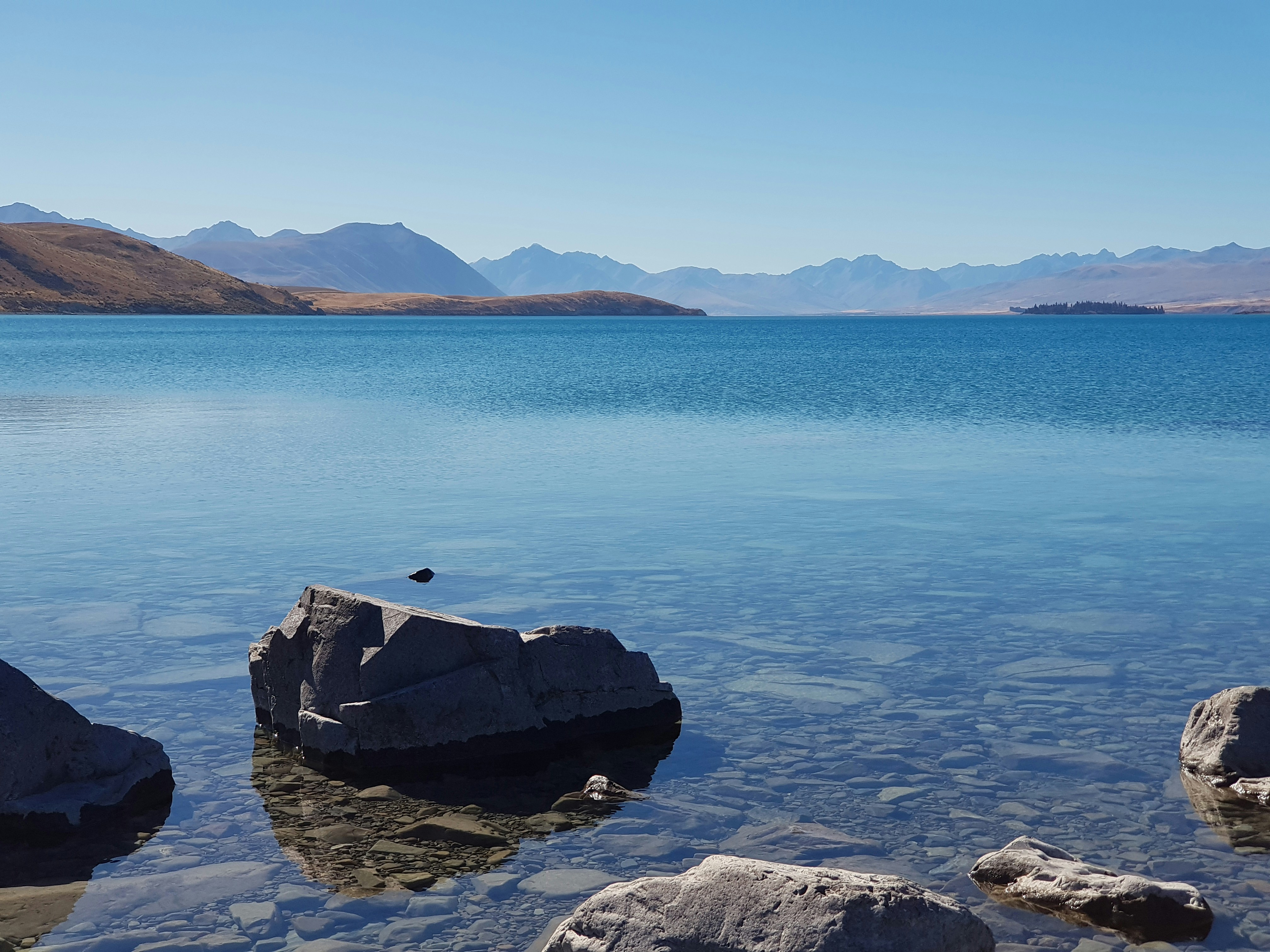 Blue sea near mountain under blue sky during daytime photo – Free Lake tekapo Image on Unsplash