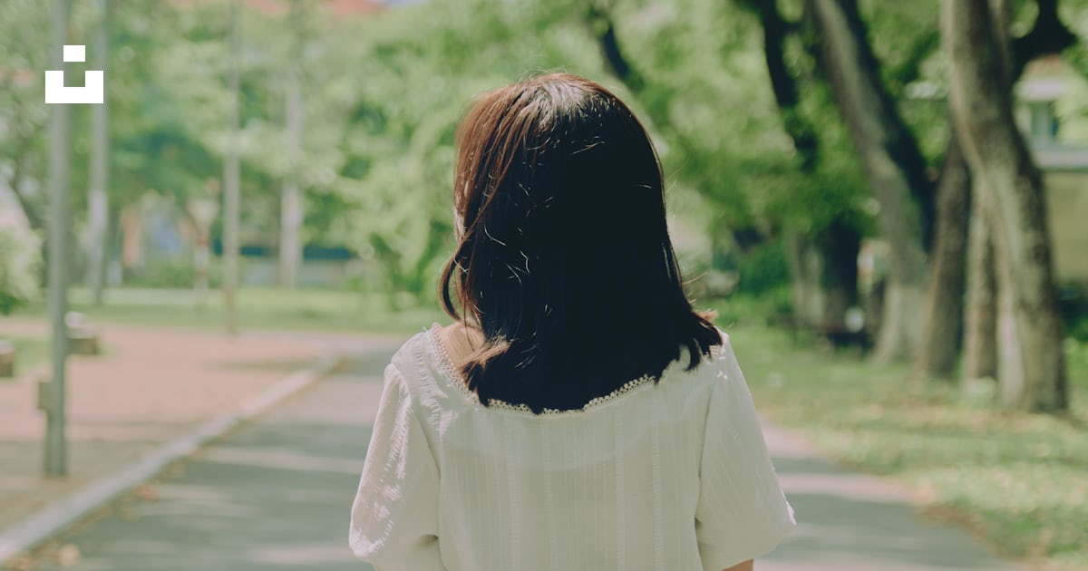 낮 동안 길을 걷는 하얀 드레스를 입은 여자 사진 Unsplash의 무료 숲 이미지