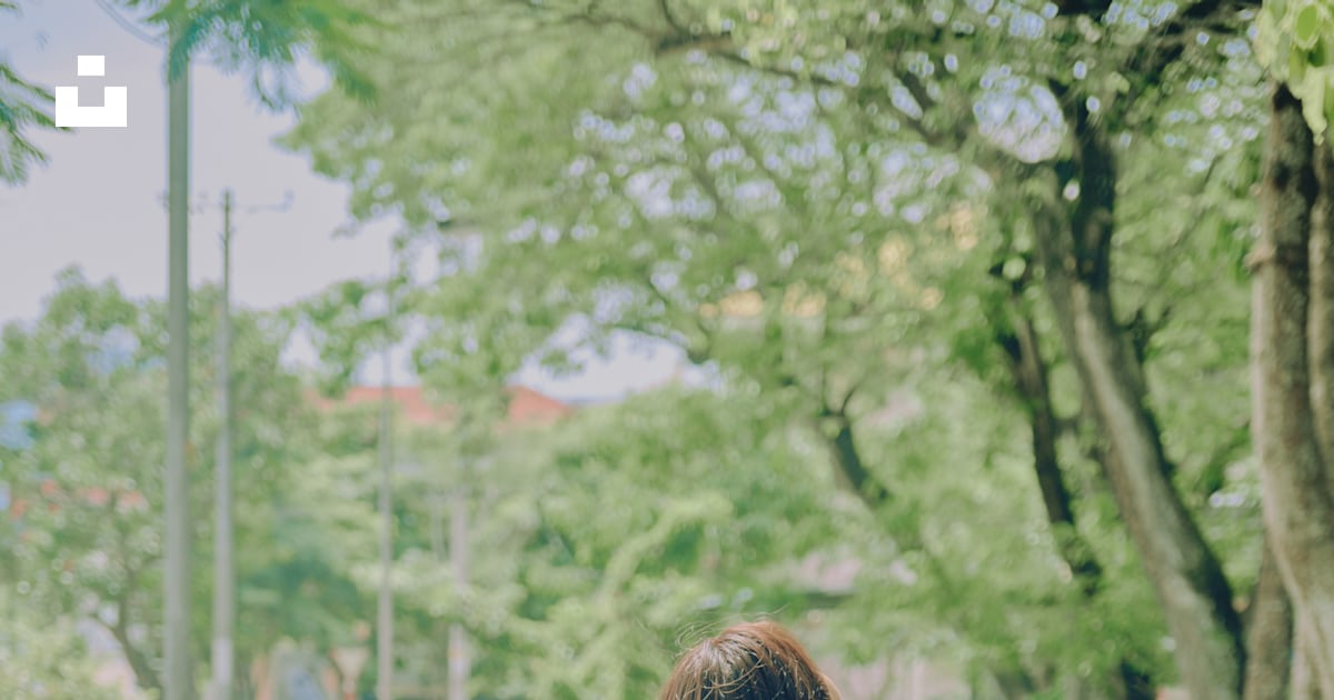 낮 동안 길을 걷는 하얀 드레스를 입은 여자 사진 Unsplash의 무료 베트남 이미지