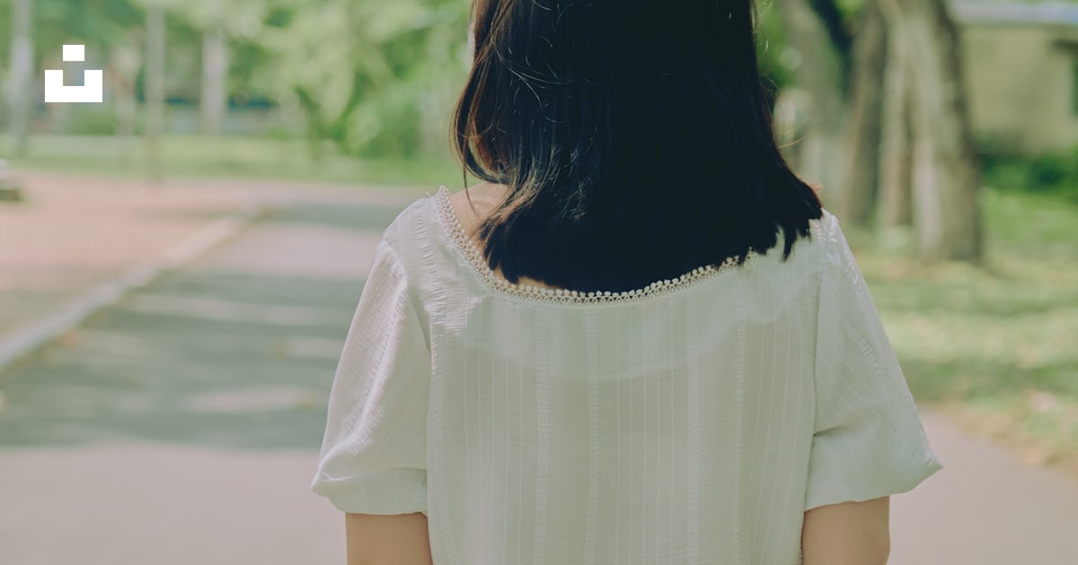 낮 동안 길에 서 있는 하얀 드레스를 입은 여자 사진 Unsplash의 무료 베트남 이미지