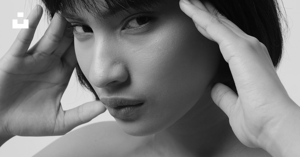 Femme Aux Seins Nus Avec La Main Gauche Sur Son Visage Photo Photo