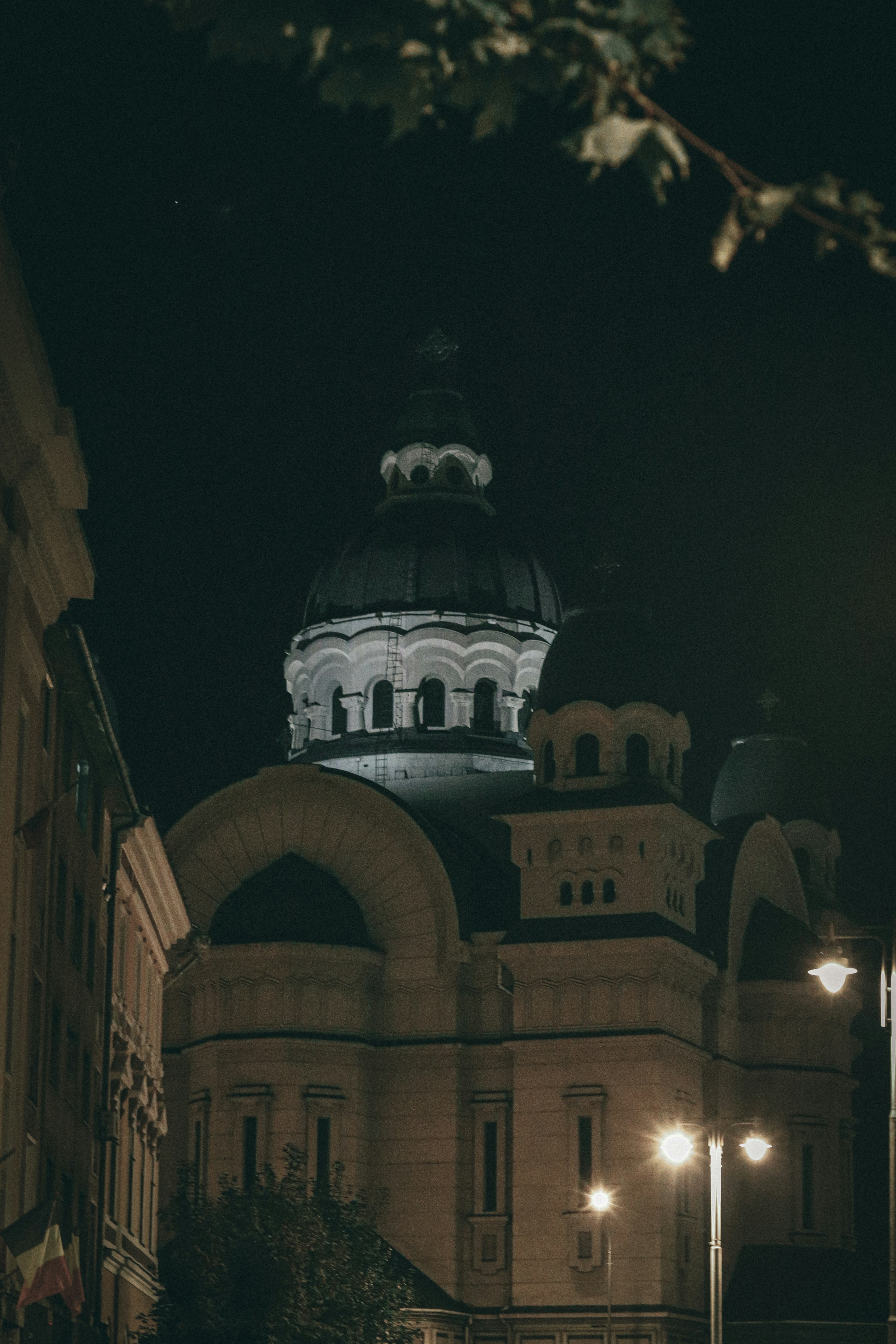 Night Dome in Warm Halo: Streetlamps Crown a Baroque Facade