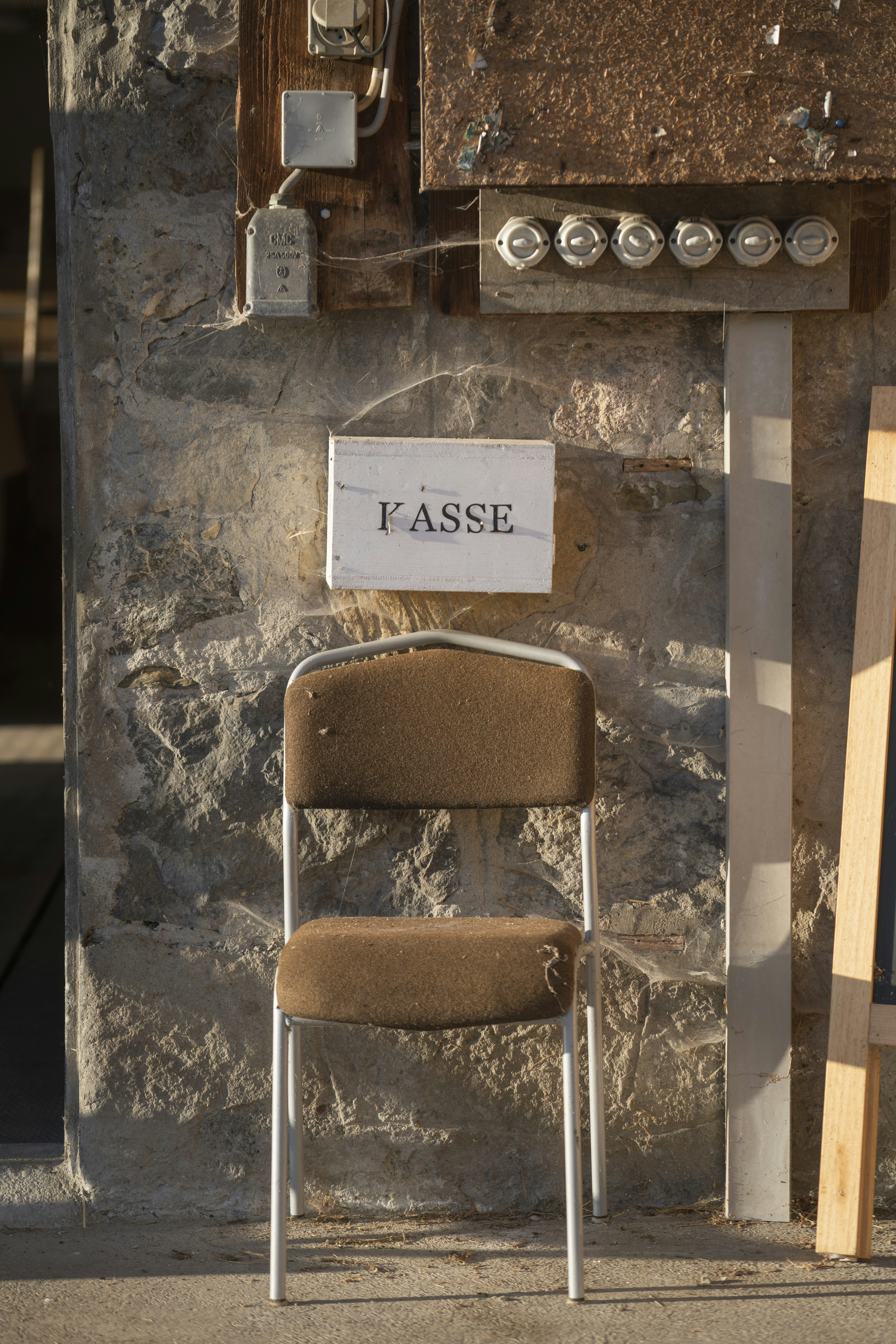 Abandoned street sigh: the empty chair beneath a weathered sign