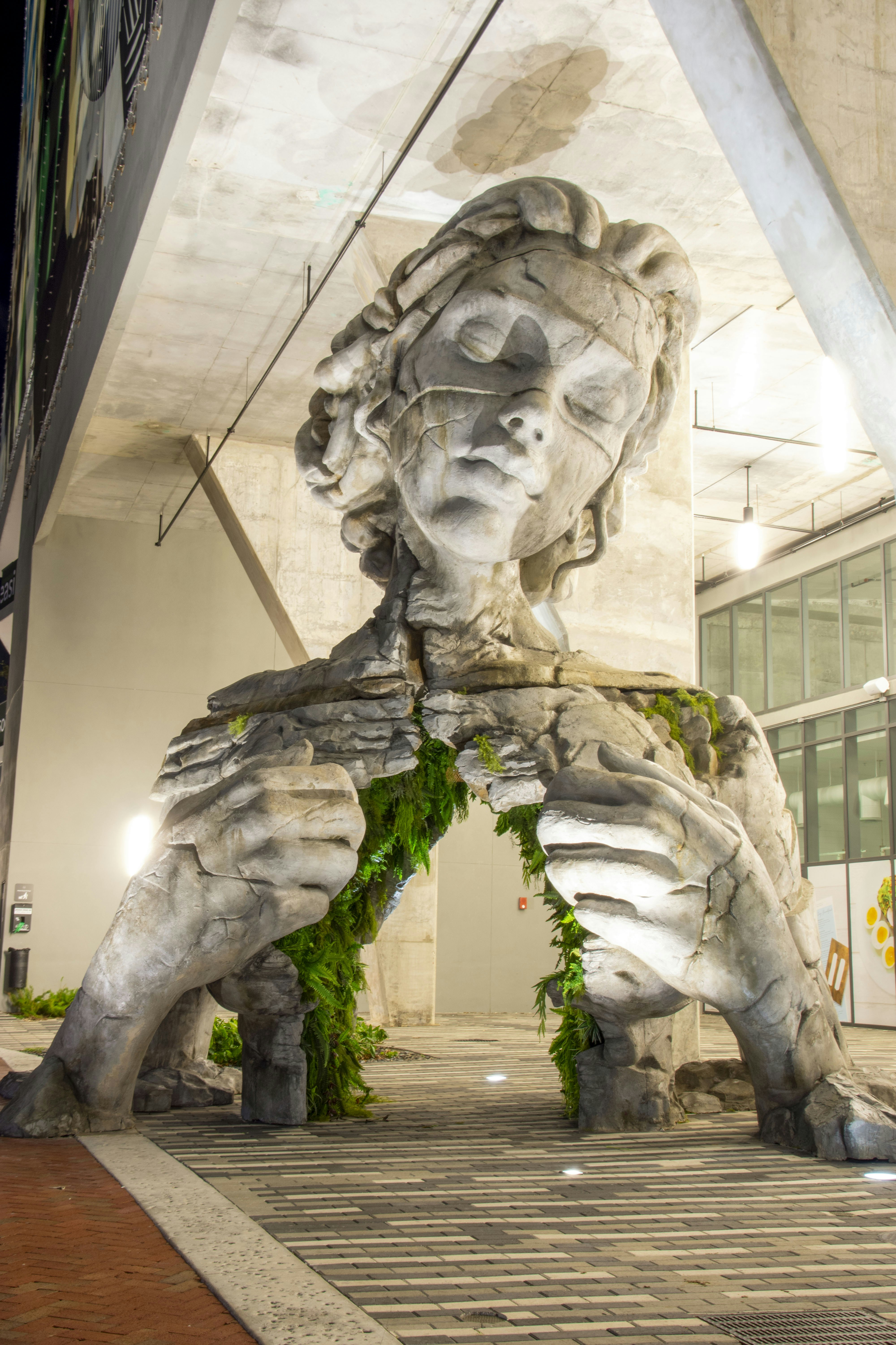 Gray concrete statue of man photo – Free Sculpture Image on Unsplash