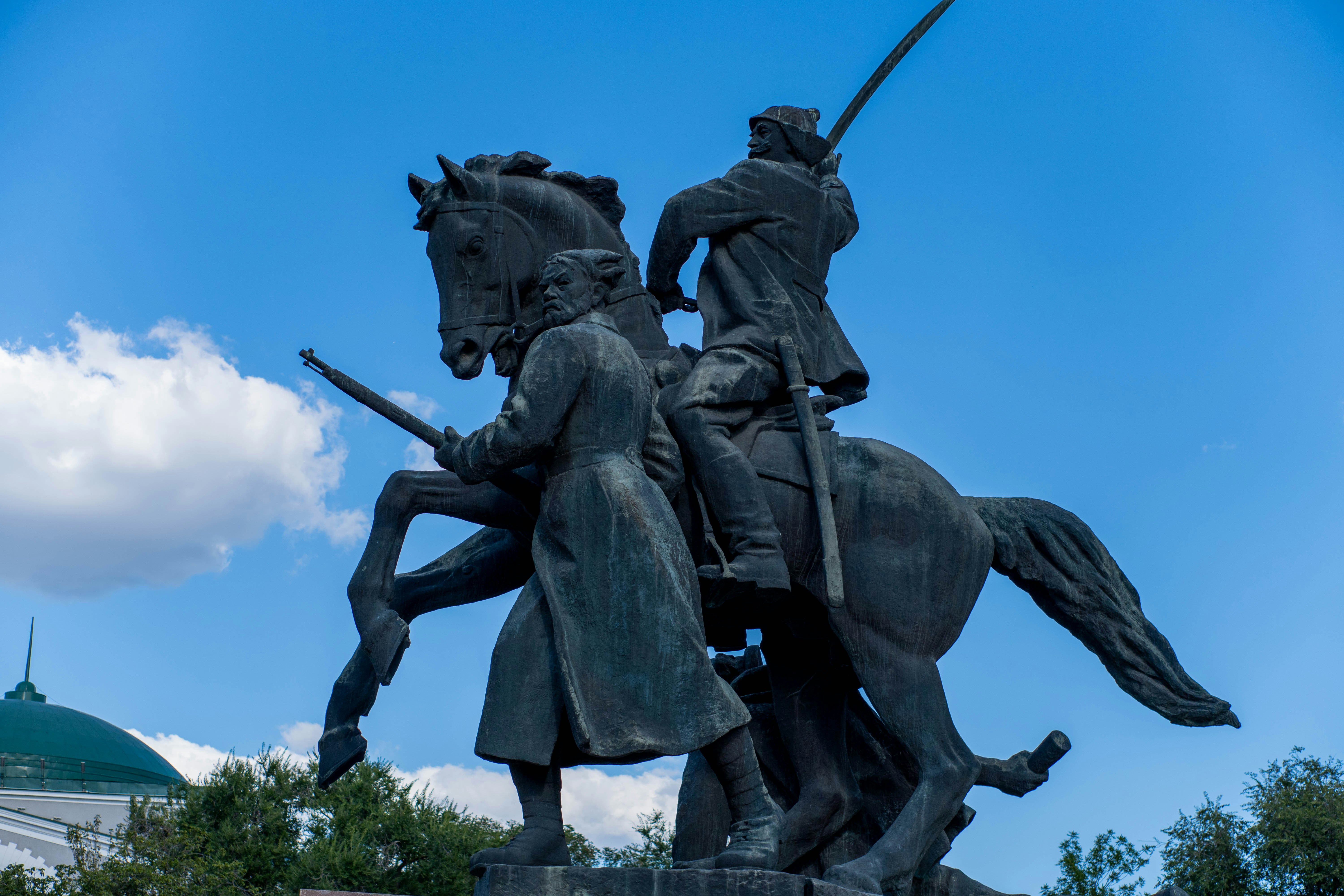 Man holding a rifle statue photo – Free Monument Image on Unsplash