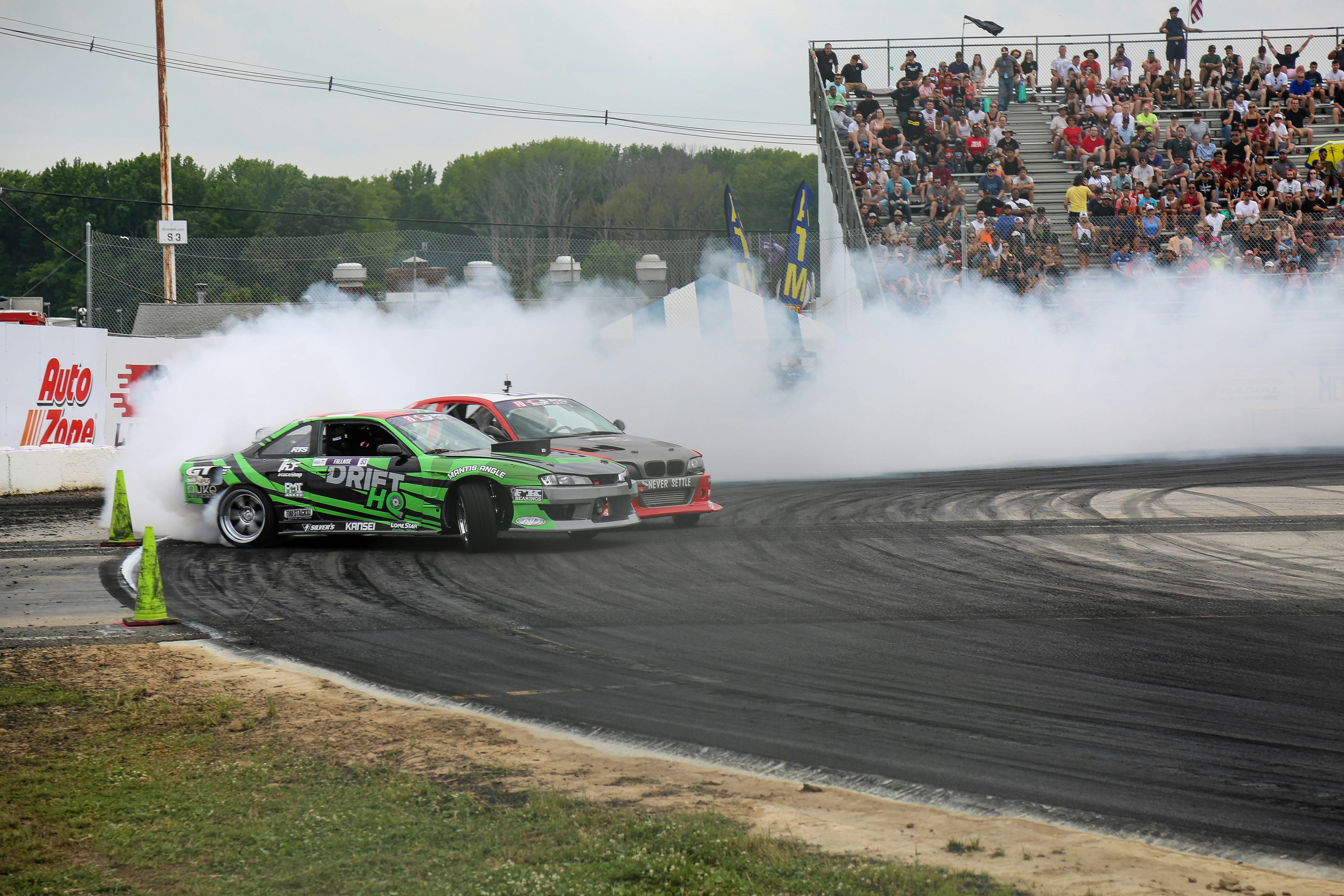 Foto zum Thema Rot-schwarzer F1-Rennwagen auf der Strecke – Kostenloses ...