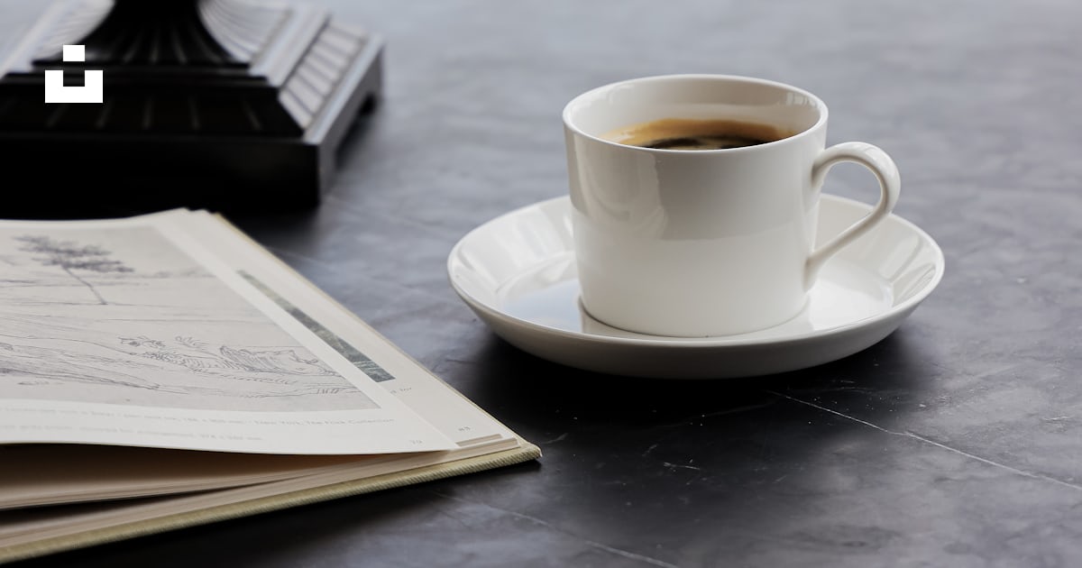 Tasse En Céramique Blanche Sur Soucoupe En Céramique Blanche Sur Table