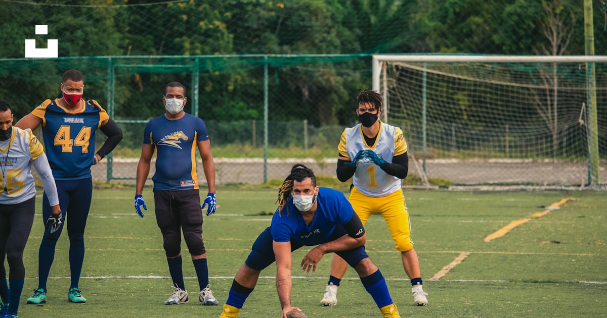 낮에 축구를 하는 파란색과 흰색 저지 셔츠를 입은 여자 사진 Unsplash의 무료 사람의 이미지