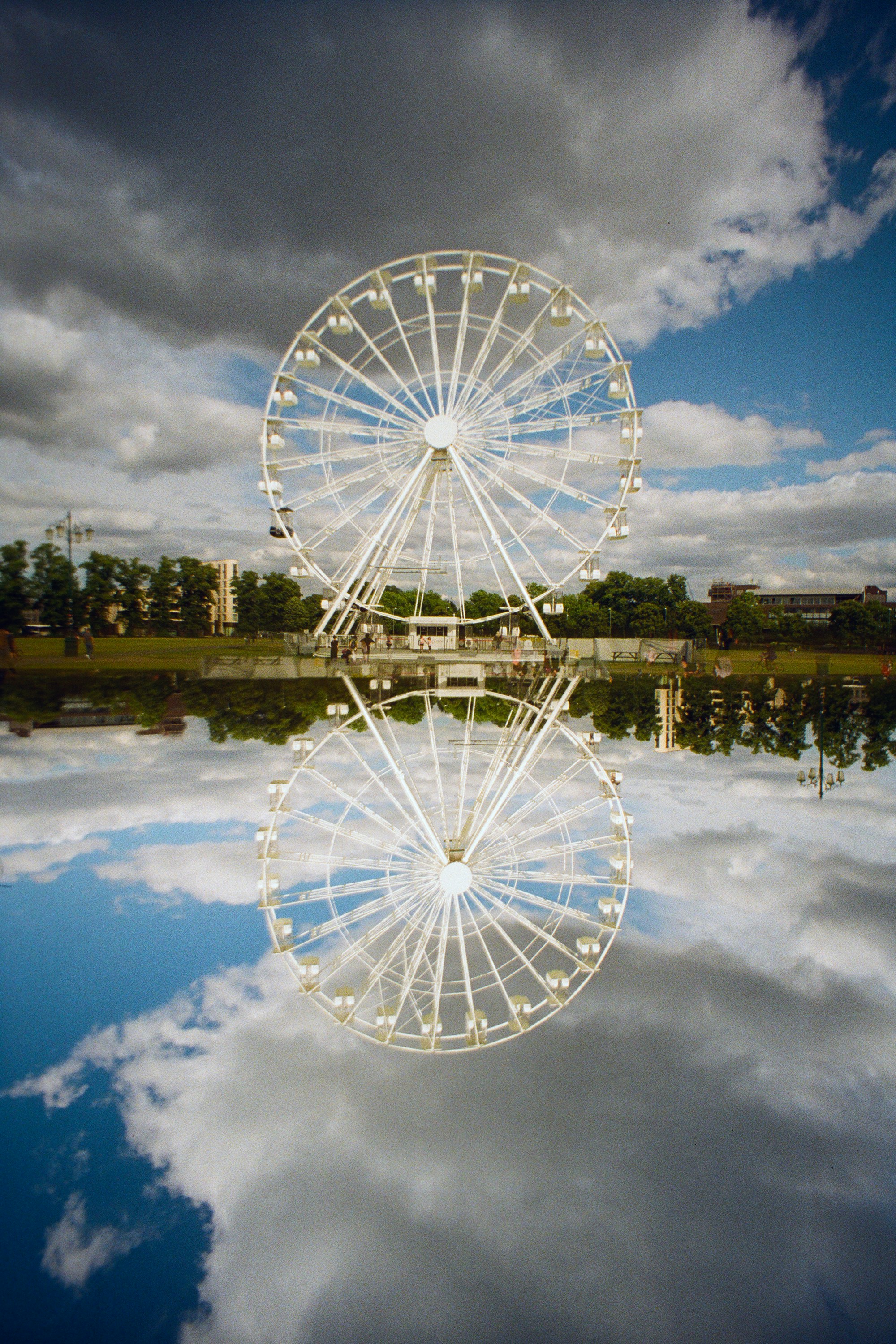 Grande roue blanche près d’un plan d’eau pendant la journée photo ...