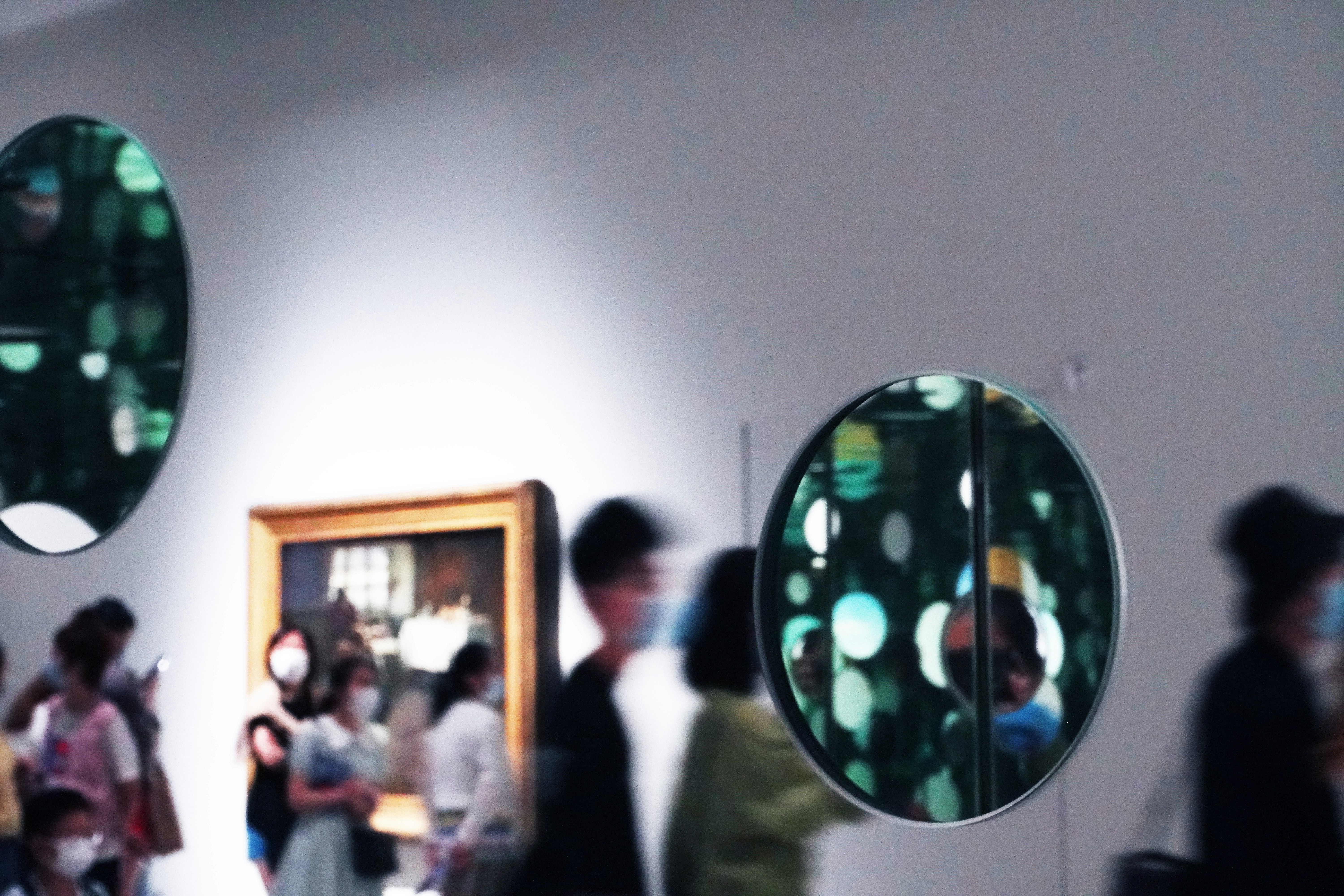 Blurred Gallery Echoes: Circles of Focus