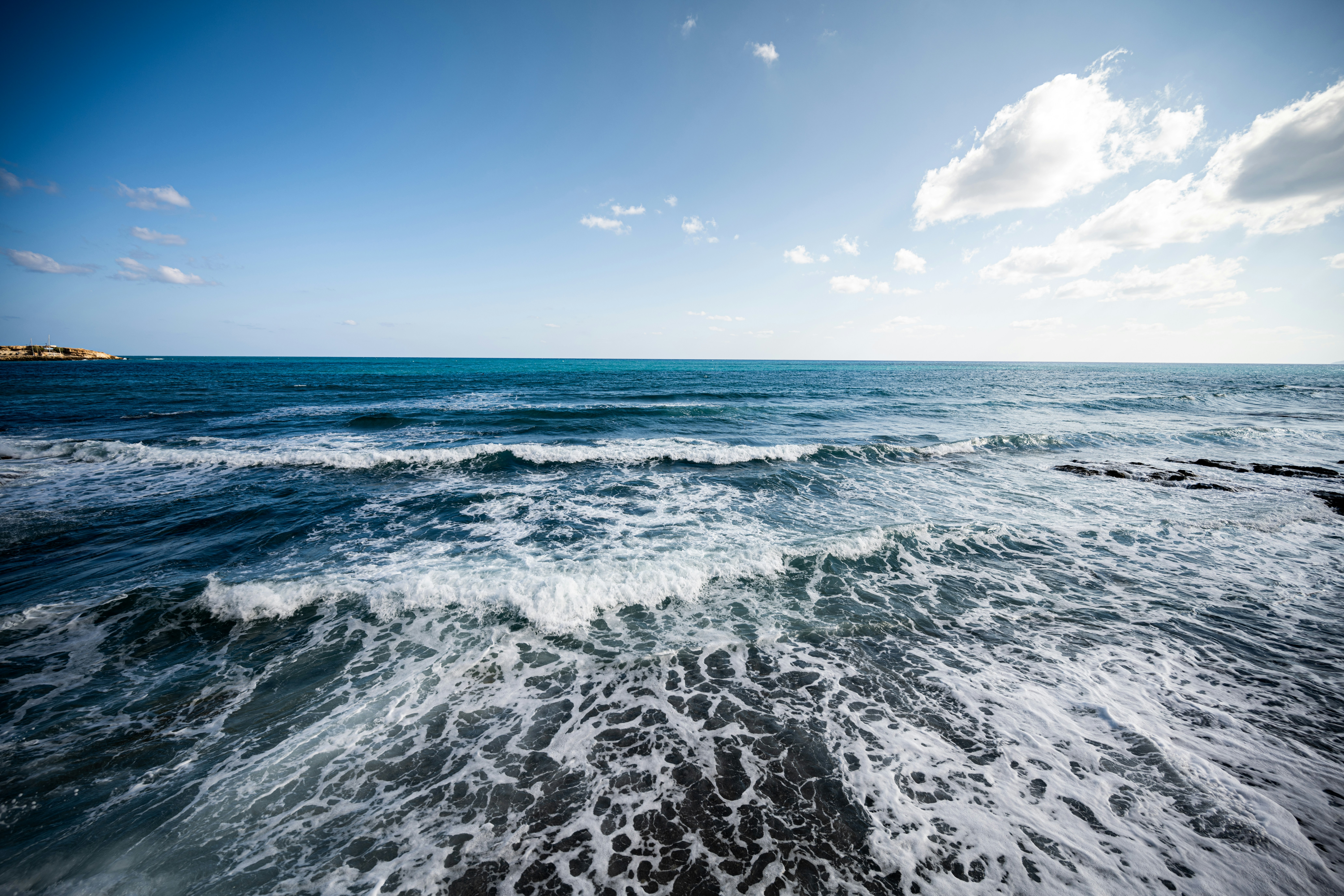 A view of the ocean from the shore photo – Free Sea Image on Unsplash