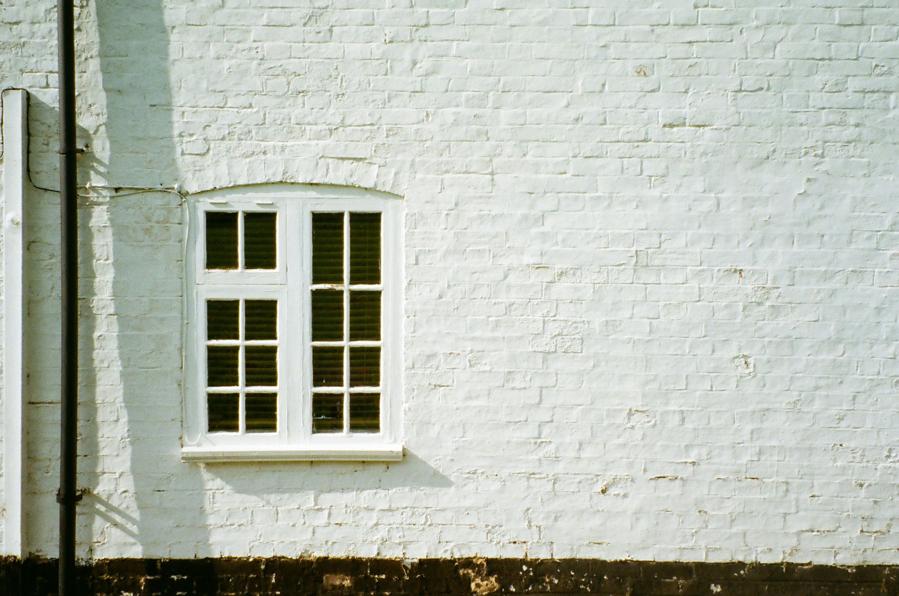 A white brick building with a white window photo – Free Devizes Image ...