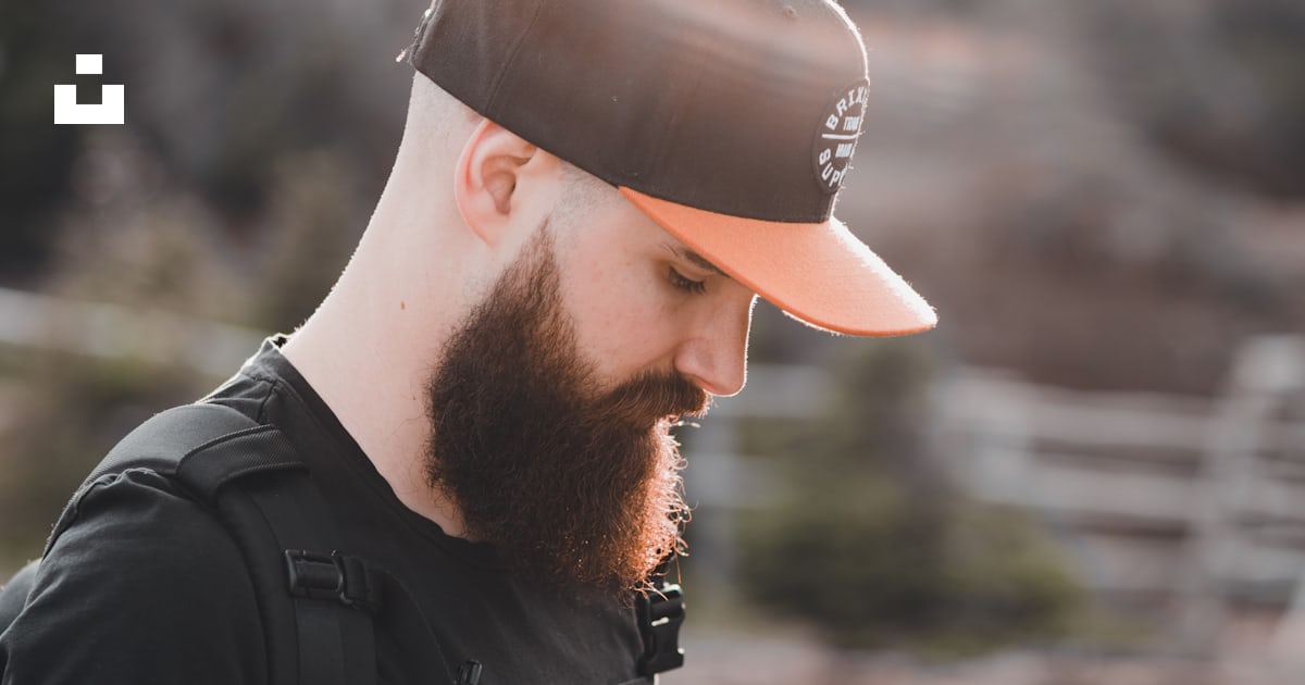 Hombre Con Camisa Negra Con Gorra Gris Sosteniendo Una Cámara Dslr