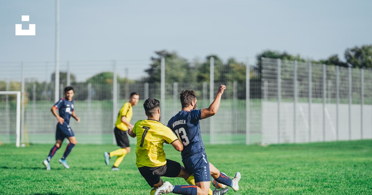 노란색과 검은색 저지 셔츠를 입은 남자가 낮 동안 푸른 잔디밭에서 축구공을 차고 있다 사진 Unsplash의 무료 축구 이미지