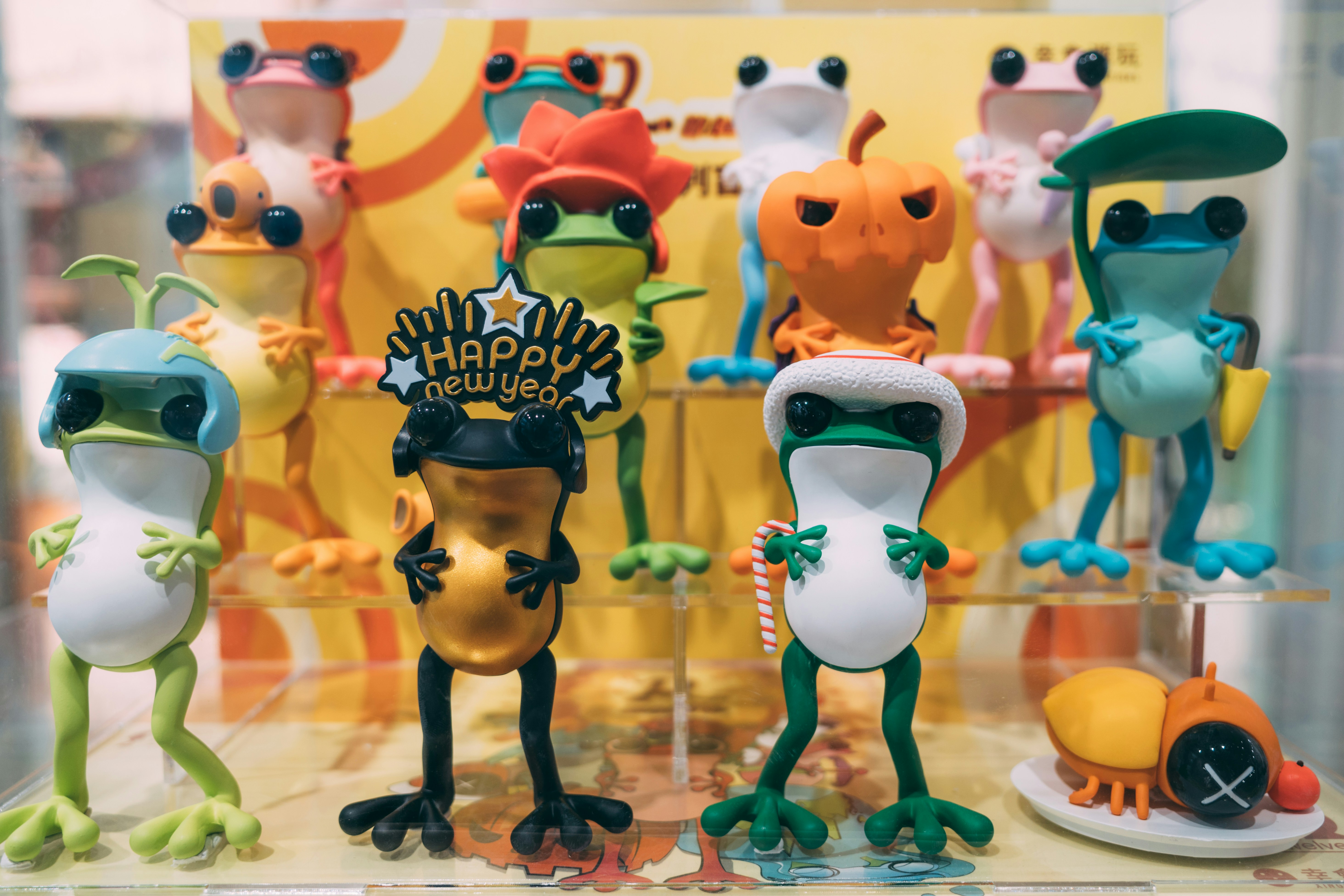 Yellow m ms figurine photo – Free Crowd Image on Unsplash