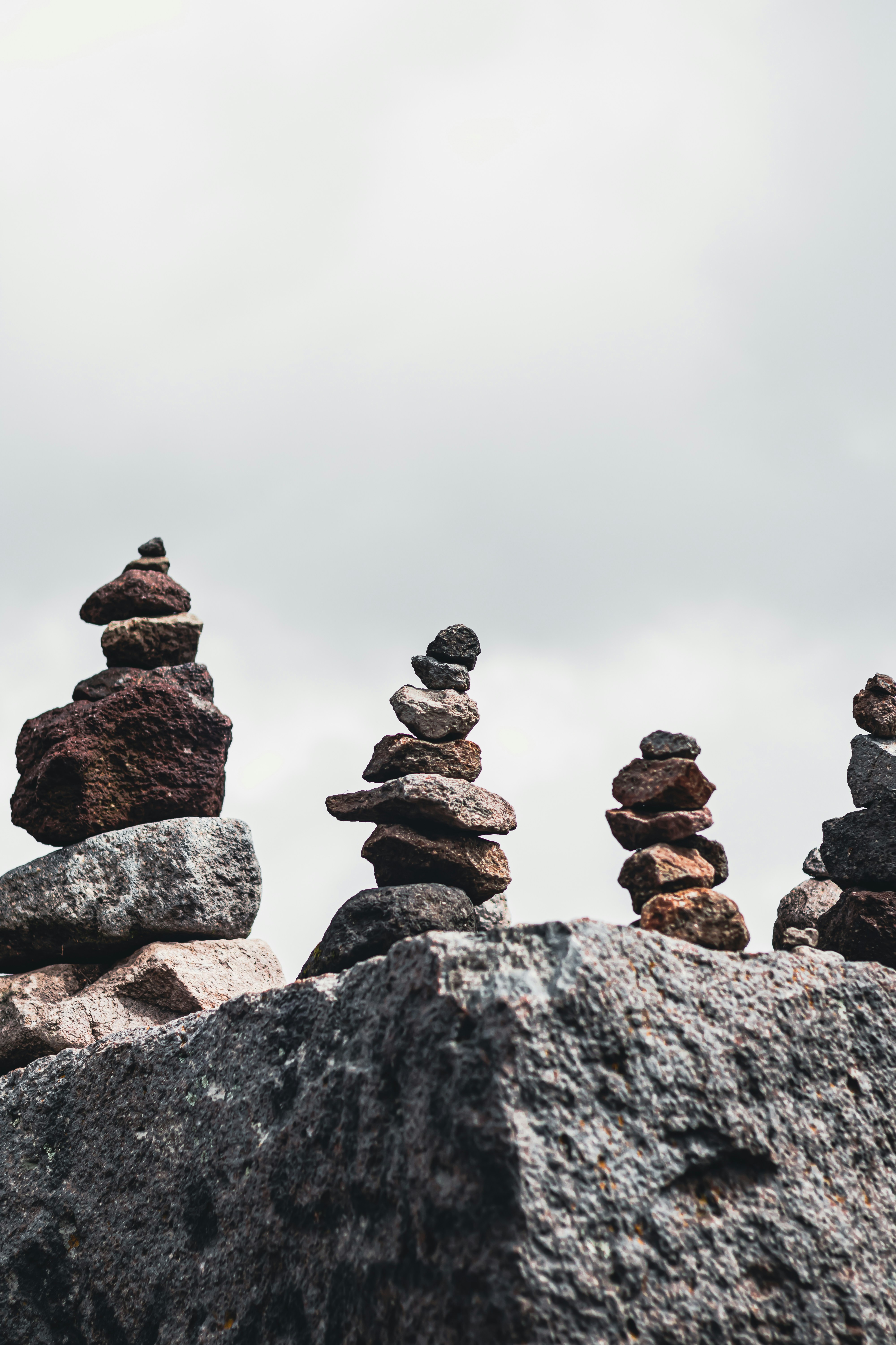 Un grupo de rocas apiladas una encima de la otra foto – Imagen de Gris ...