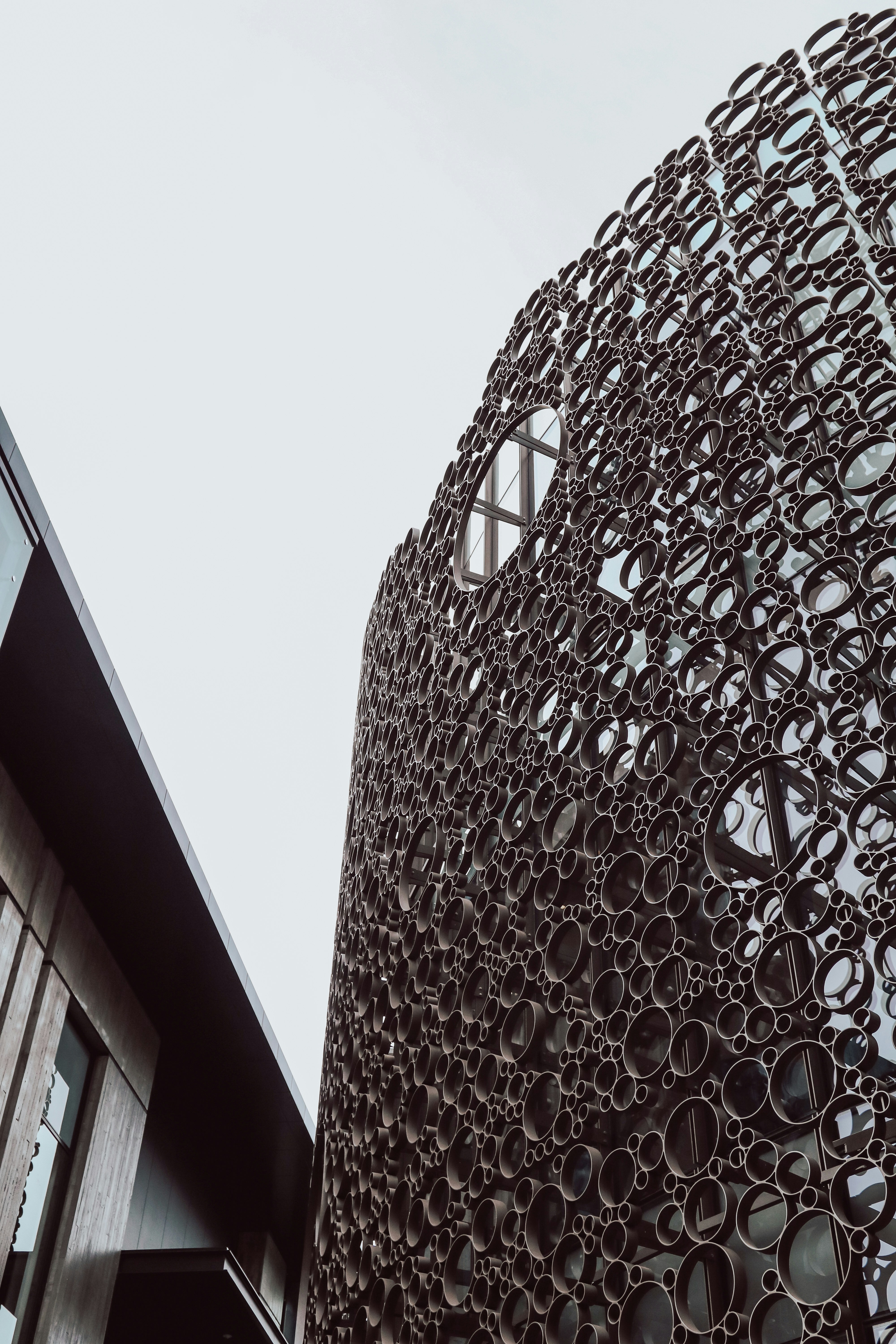 Circle Cascade: A Filigree of Repeating Orbits on a Modern Facade