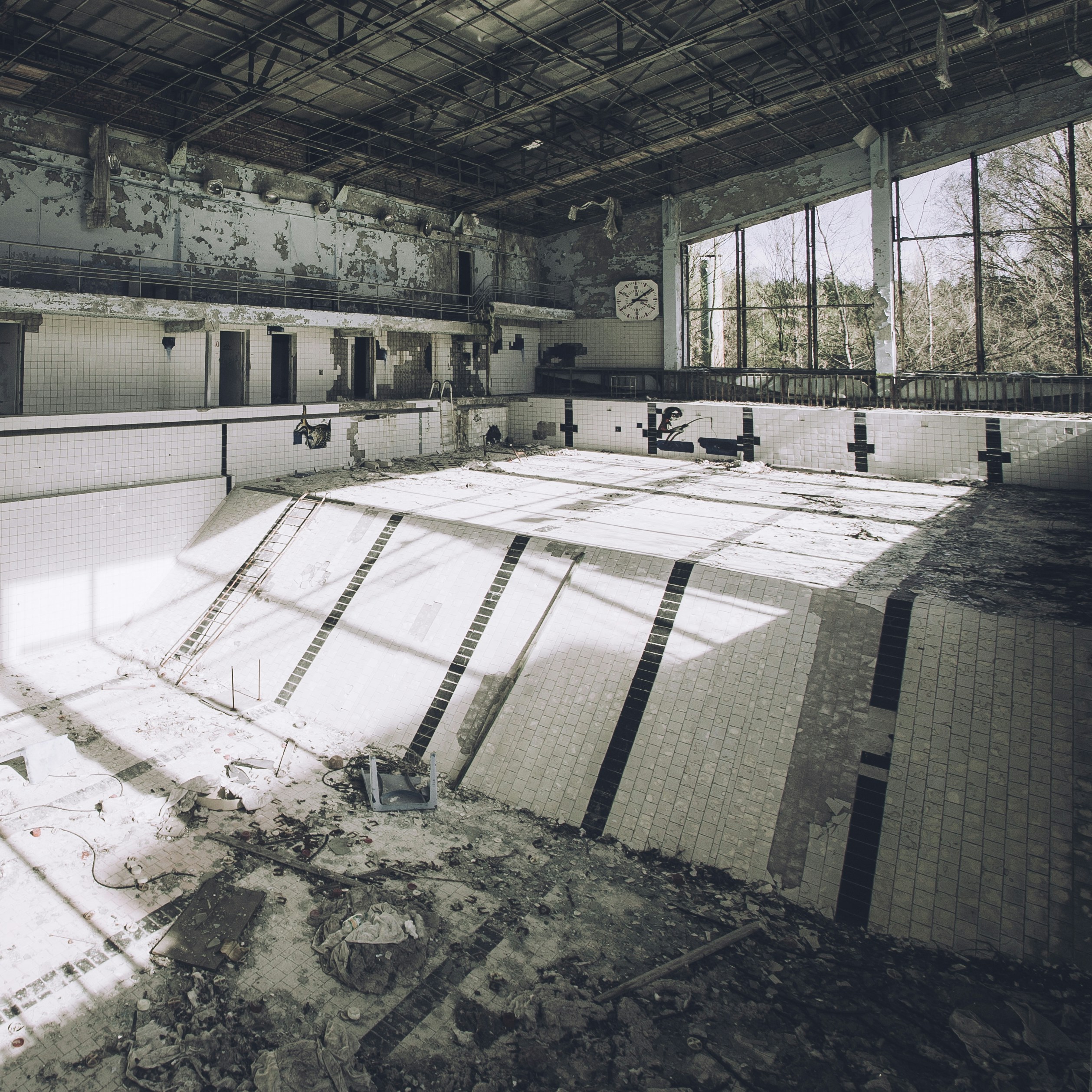 An empty swimming pool in an abandoned building photo – Free Pripyat ...