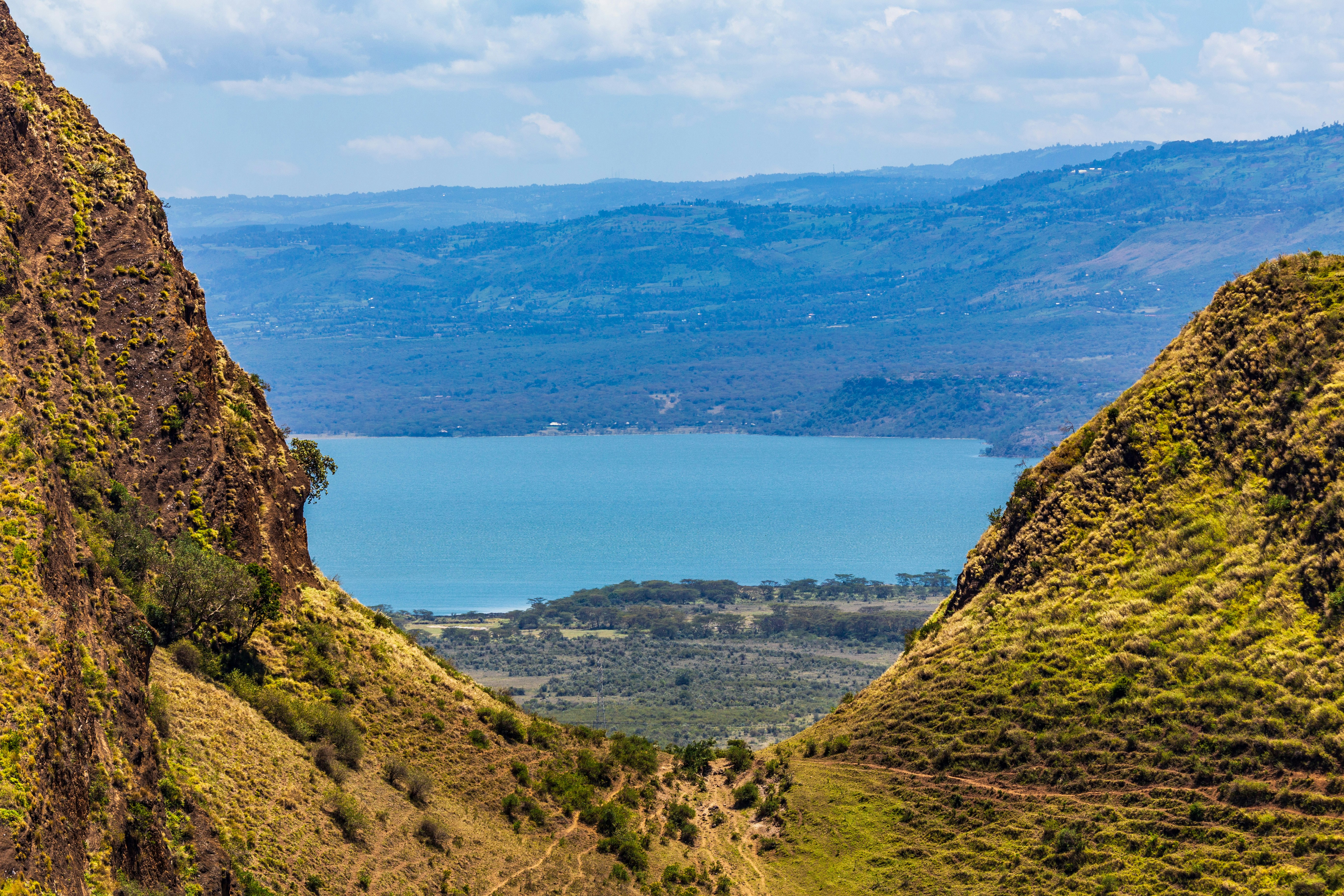 A scenic view of a lake and mountains photo – Free Vulkan Image on Unsplash