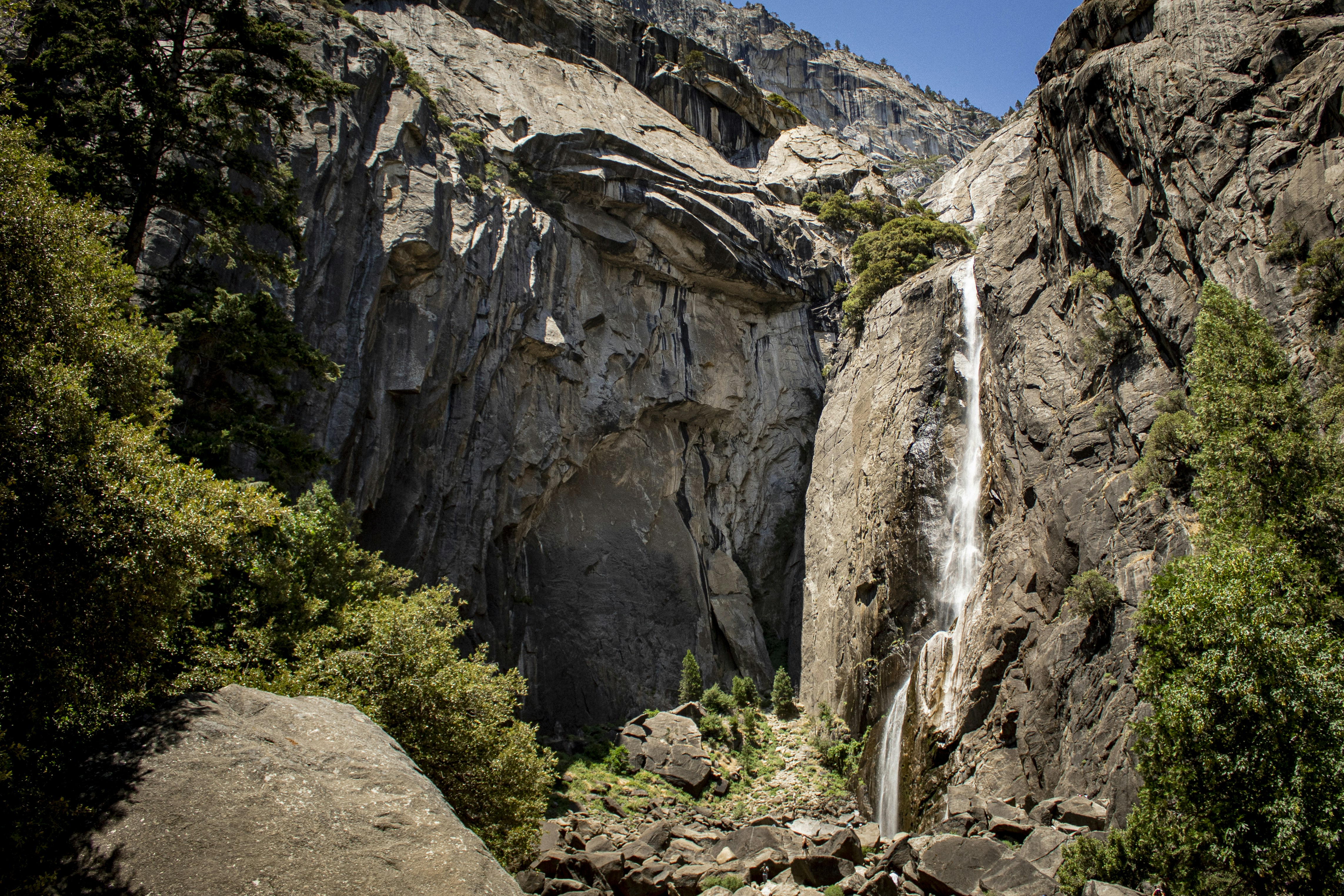 Une cascade au milieu d’un canyon photo – Photo Chutes de Yosemite ...