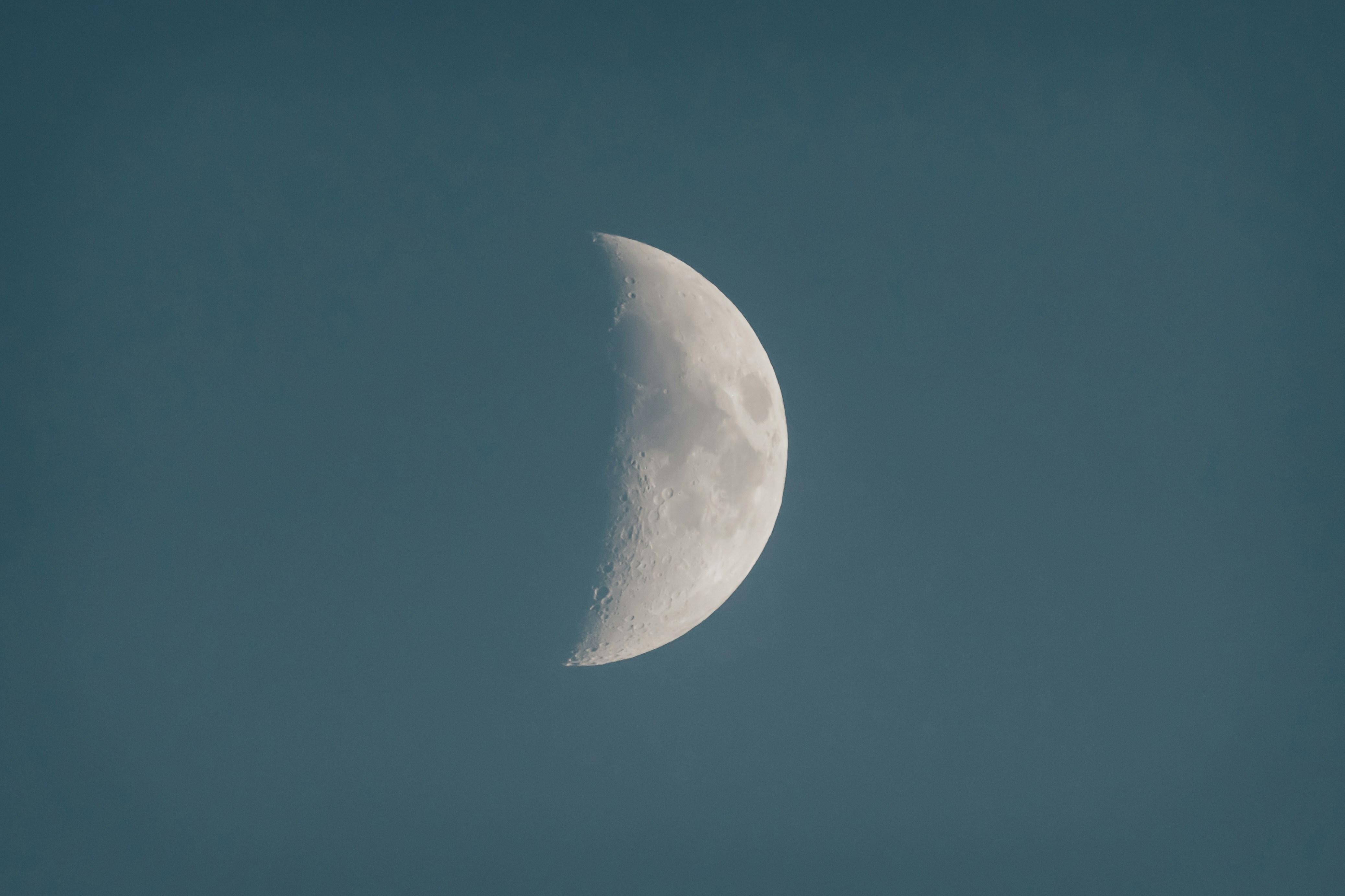 Une demi-lune est vue dans le ciel photo – Photo Gris Gratuite sur Unsplash
