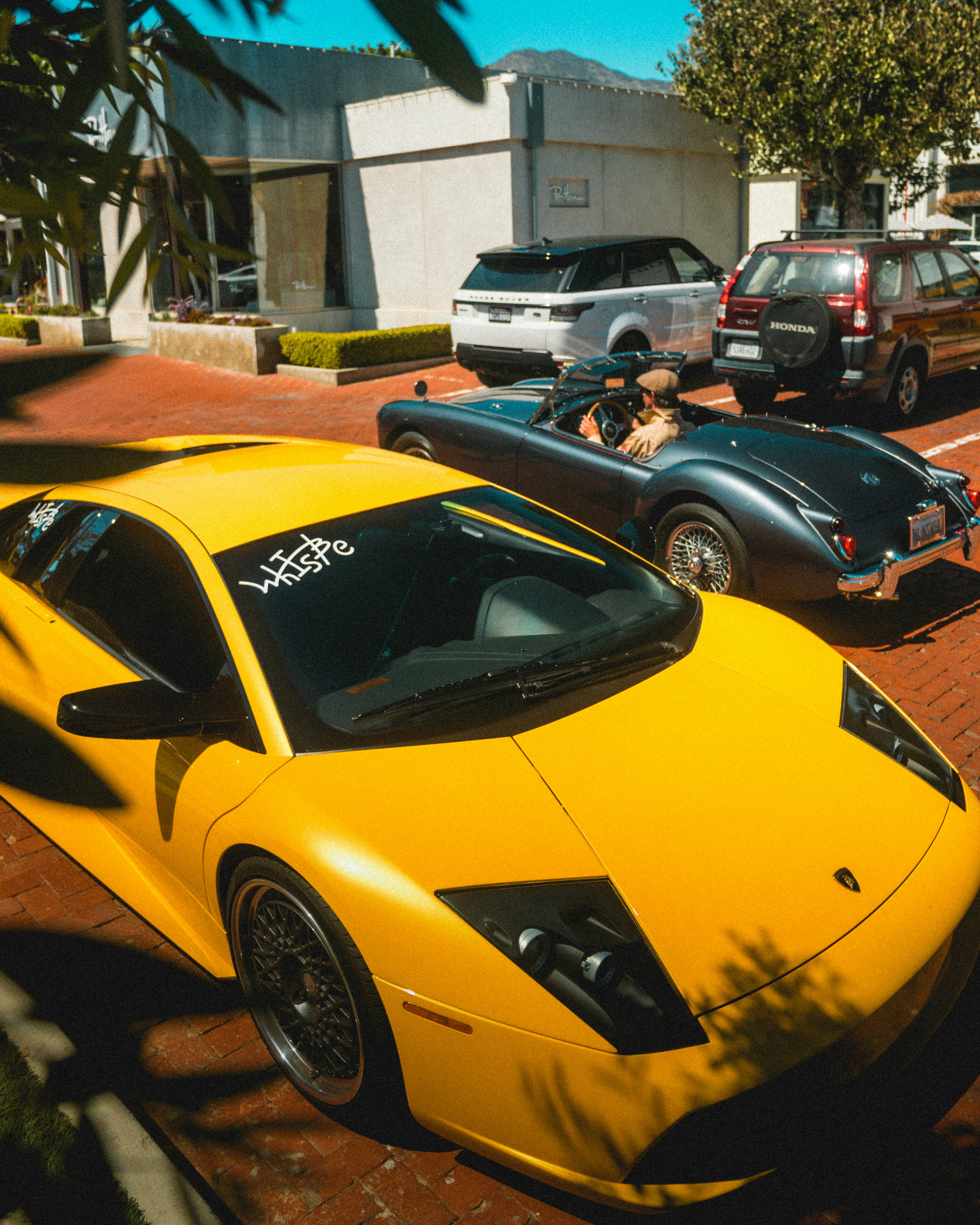 Foto Un coche deportivo amarillo estacionado al costado de la carretera ...