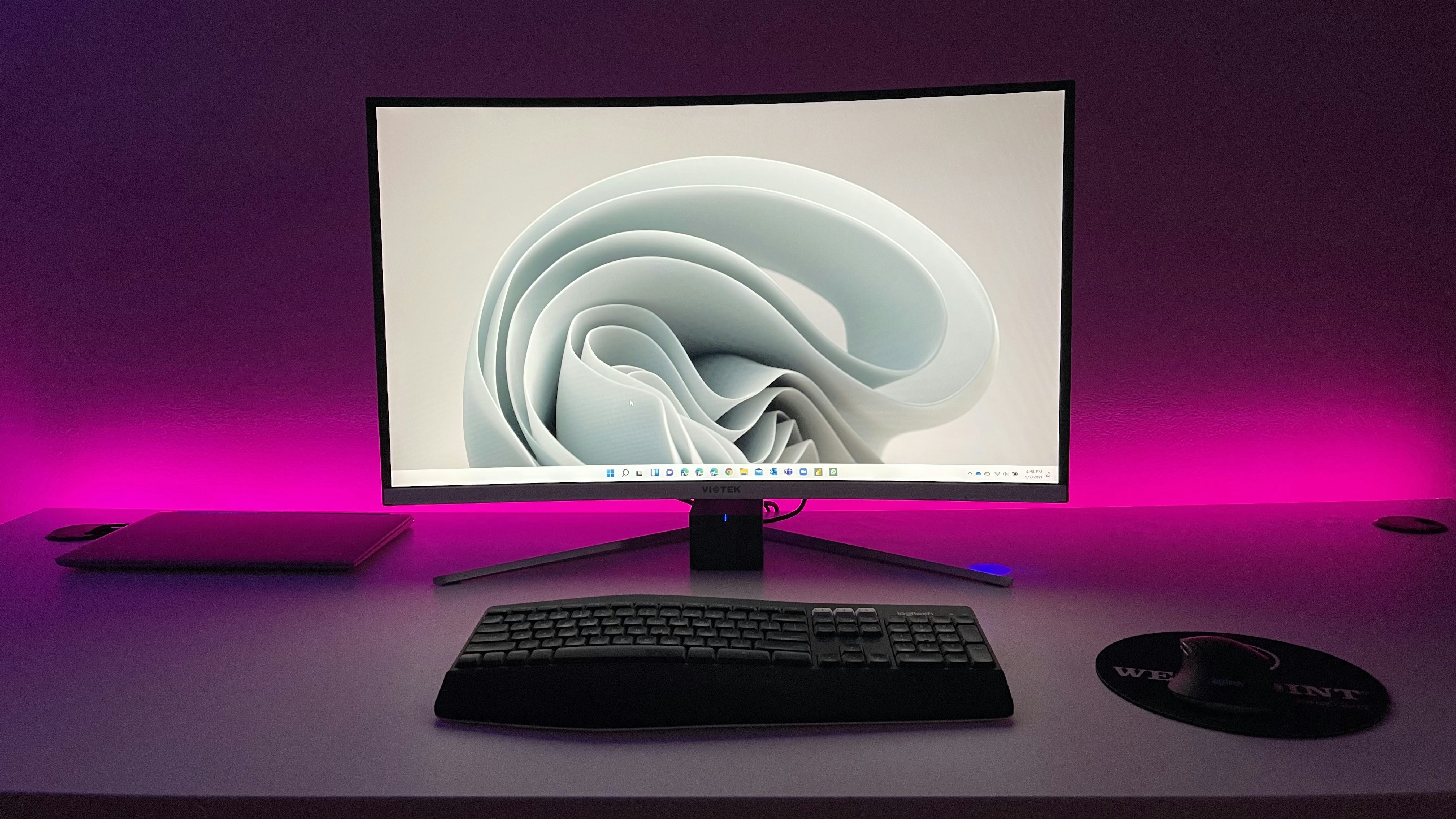 A computer monitor sitting on top of a desk photo – Free Barbados Image ...