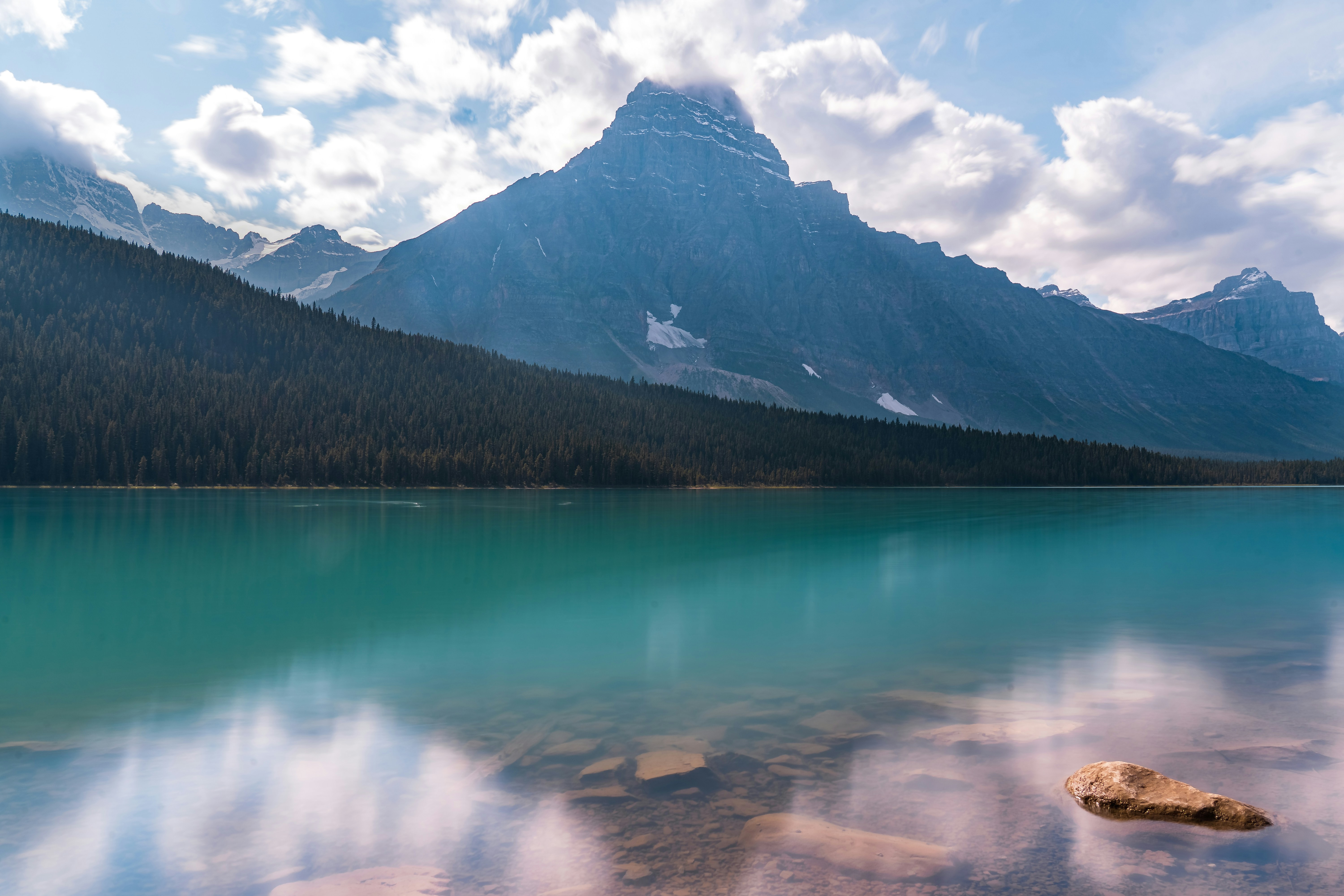 A lake with a mountain in the background photo – Free Mount chephren Image on Unsplash