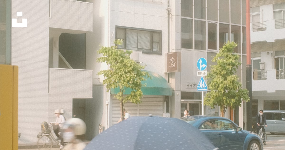 우산을 들고 거리를 걷고 있는 남자 사진 Unsplash의 무료 사람의 이미지