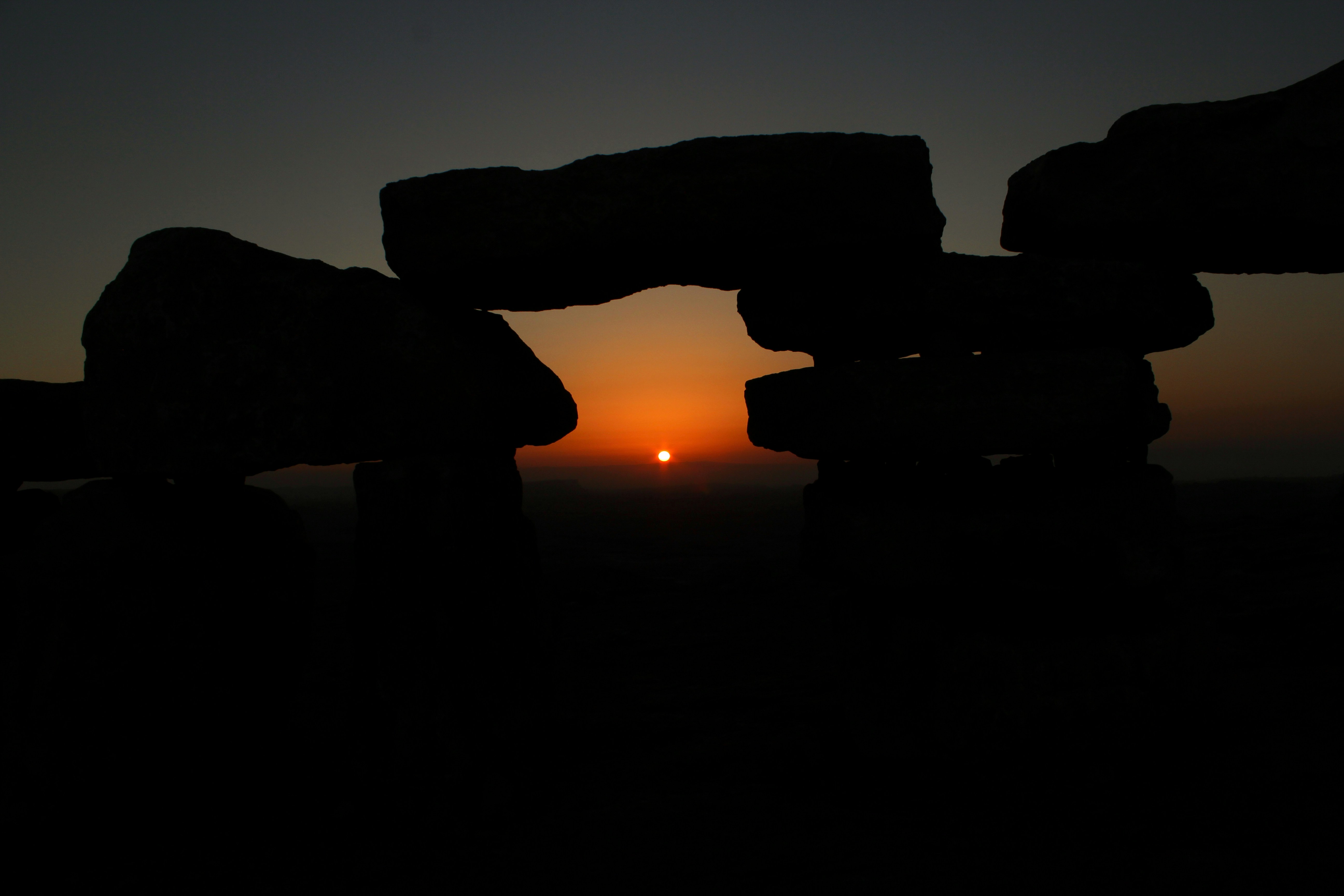 The sun is setting behind some rocks photo – Free Sunset Image on Unsplash
