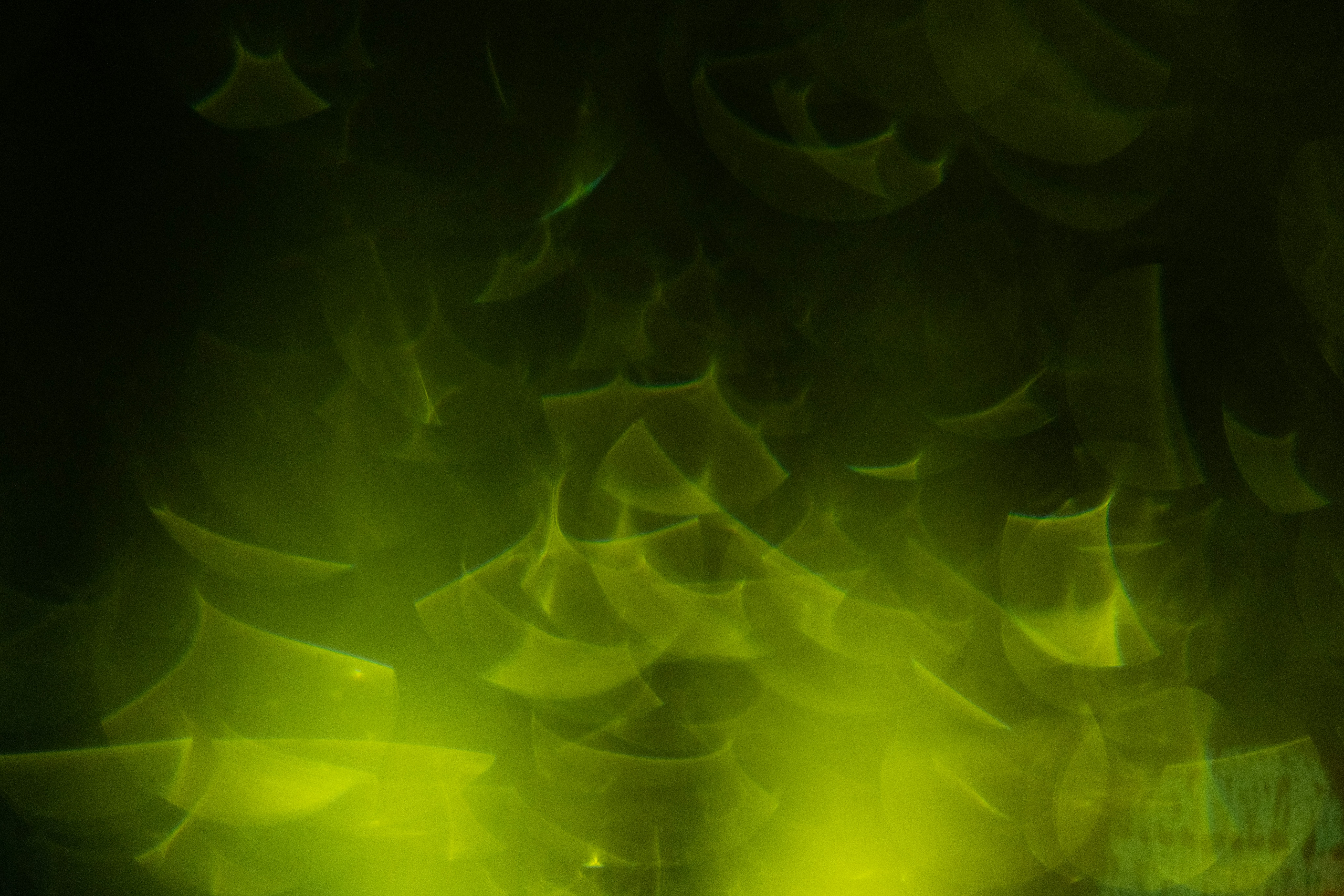 Una foto borrosa de una luz verde en la oscuridad foto – Imagen de ...