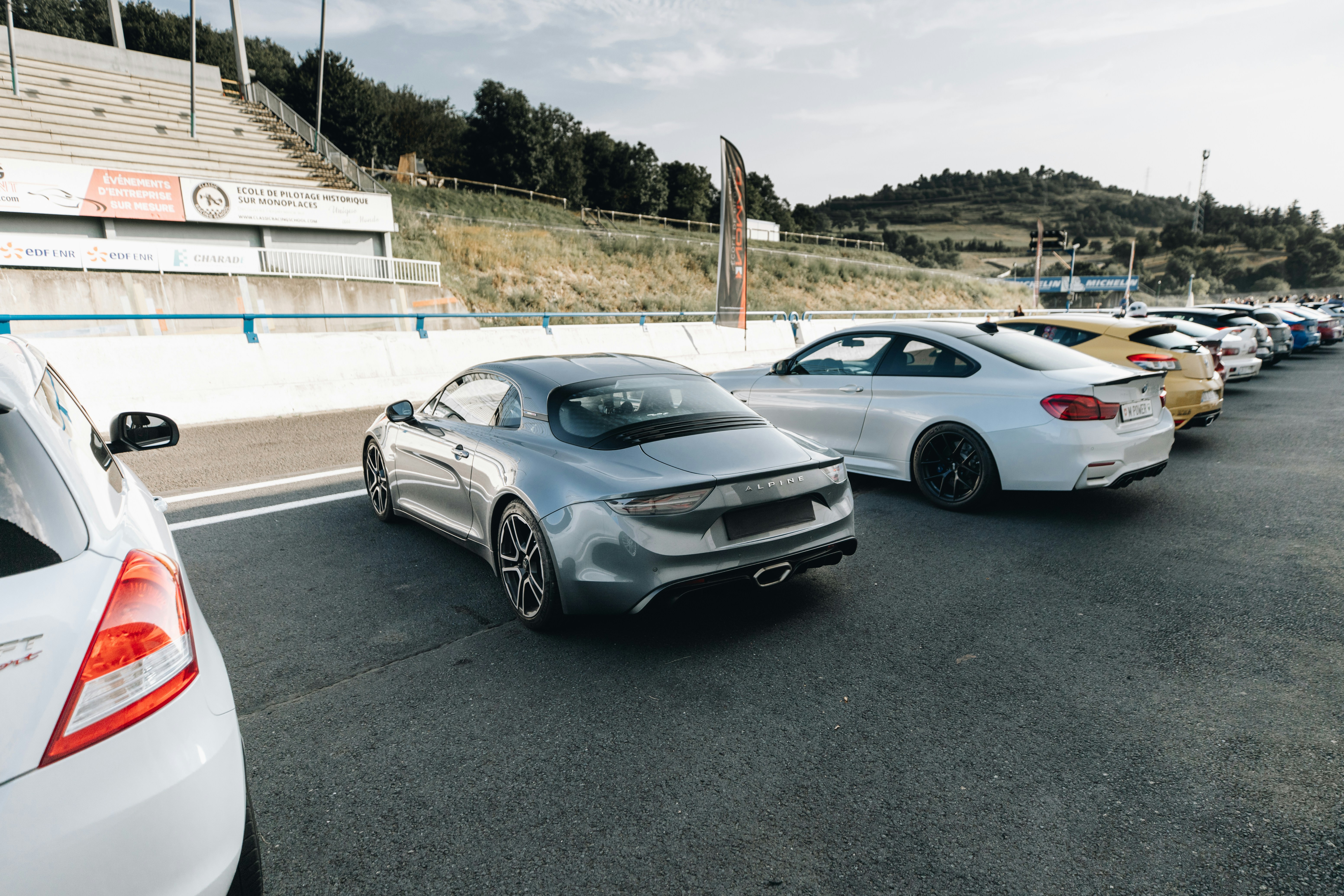 Una fila de autos estacionados en una pista de carreras foto – Imagen ...