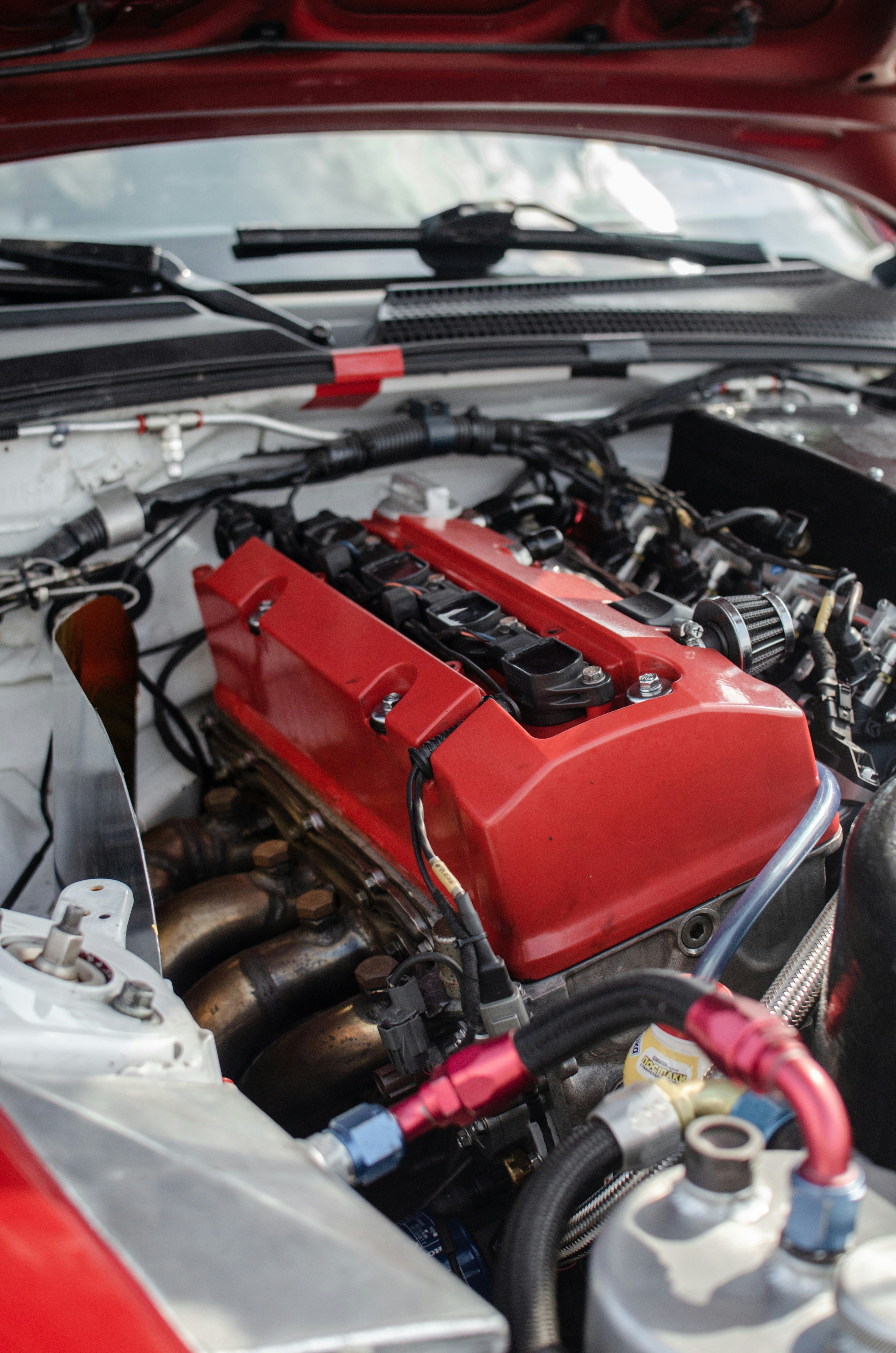 Le compartiment moteur d’une voiture avec le capot ouvert photo – Photo ...