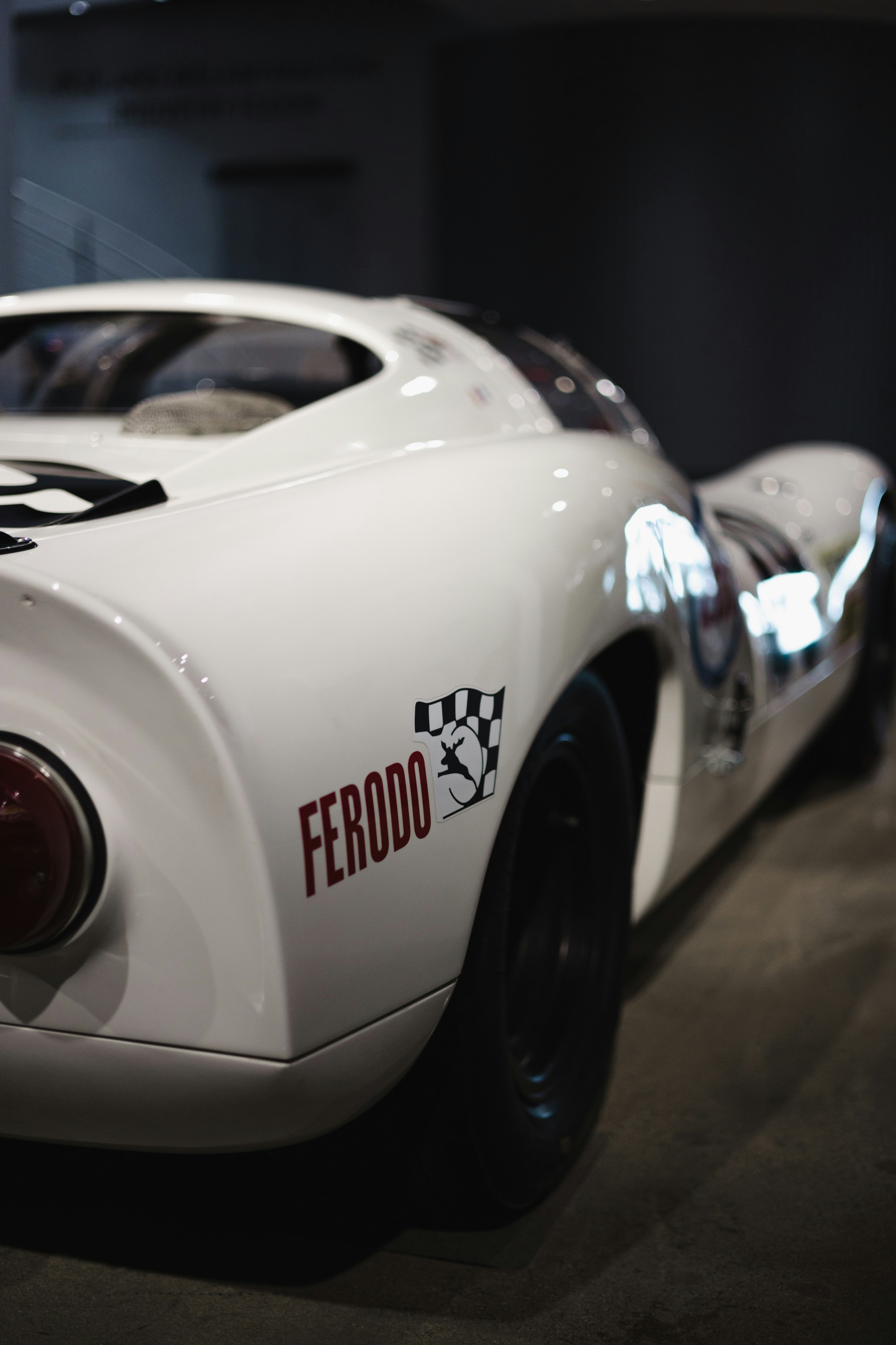 Foto zum Thema Ein weißer Sportwagen mit karierter Flagge – Kostenloses ...