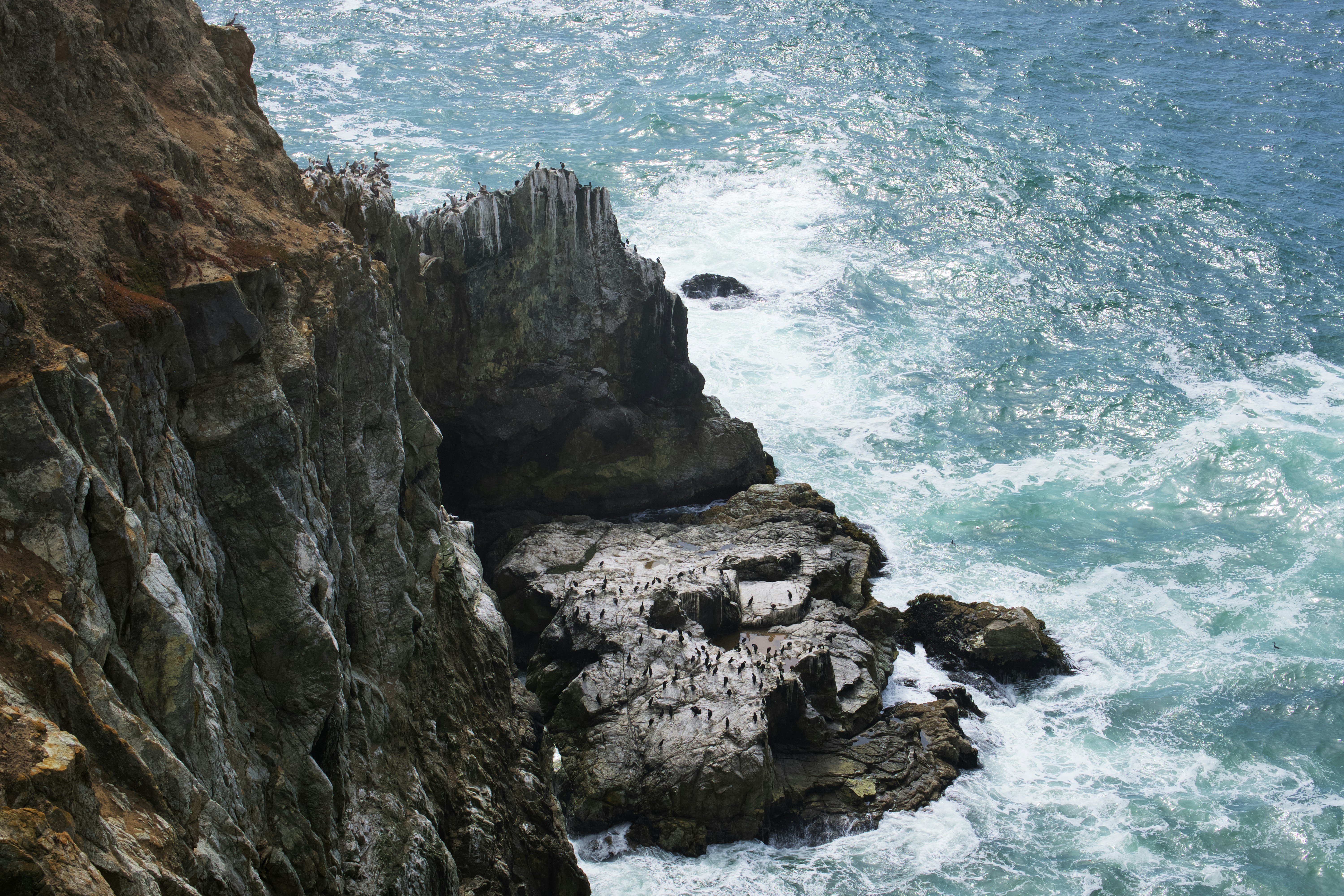 Une falaise rocheuse à côté d’un plan d’eau photo – Image gratuite de ...