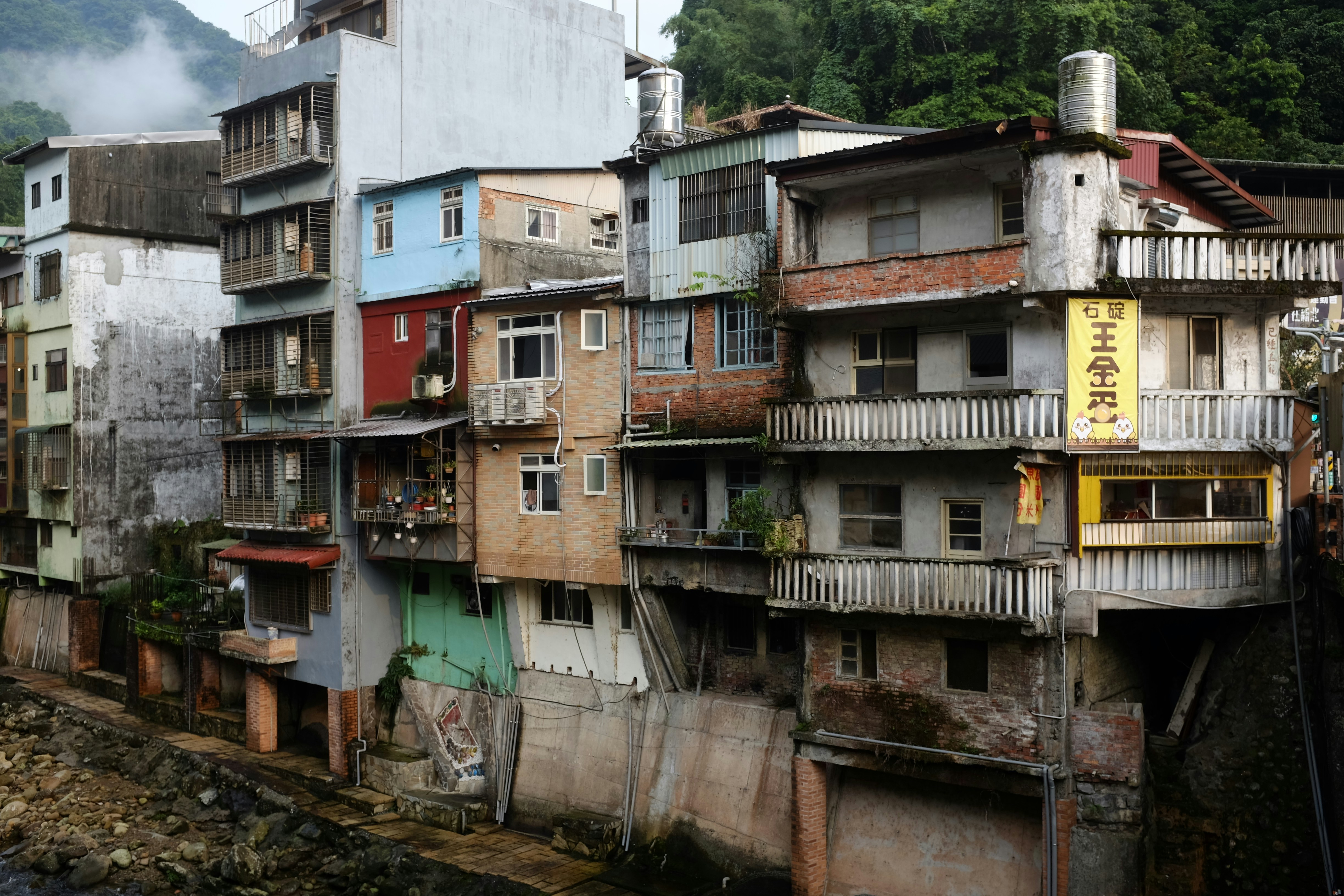 A bunch of buildings that are next to each other photo – Free Urban ...