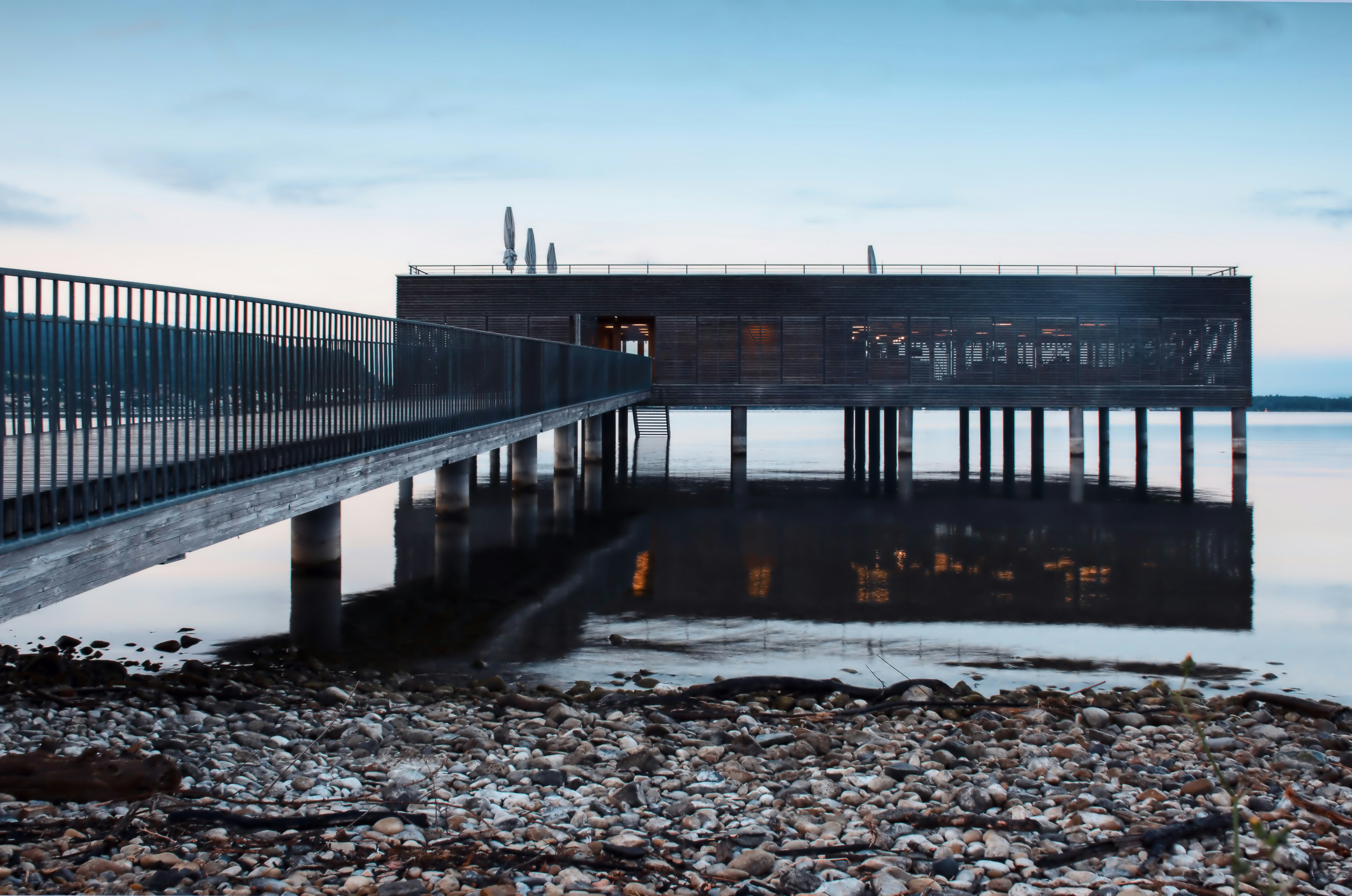 Une jetée en bois posée au-dessus d’un plan d’eau photo – Photo Am ...