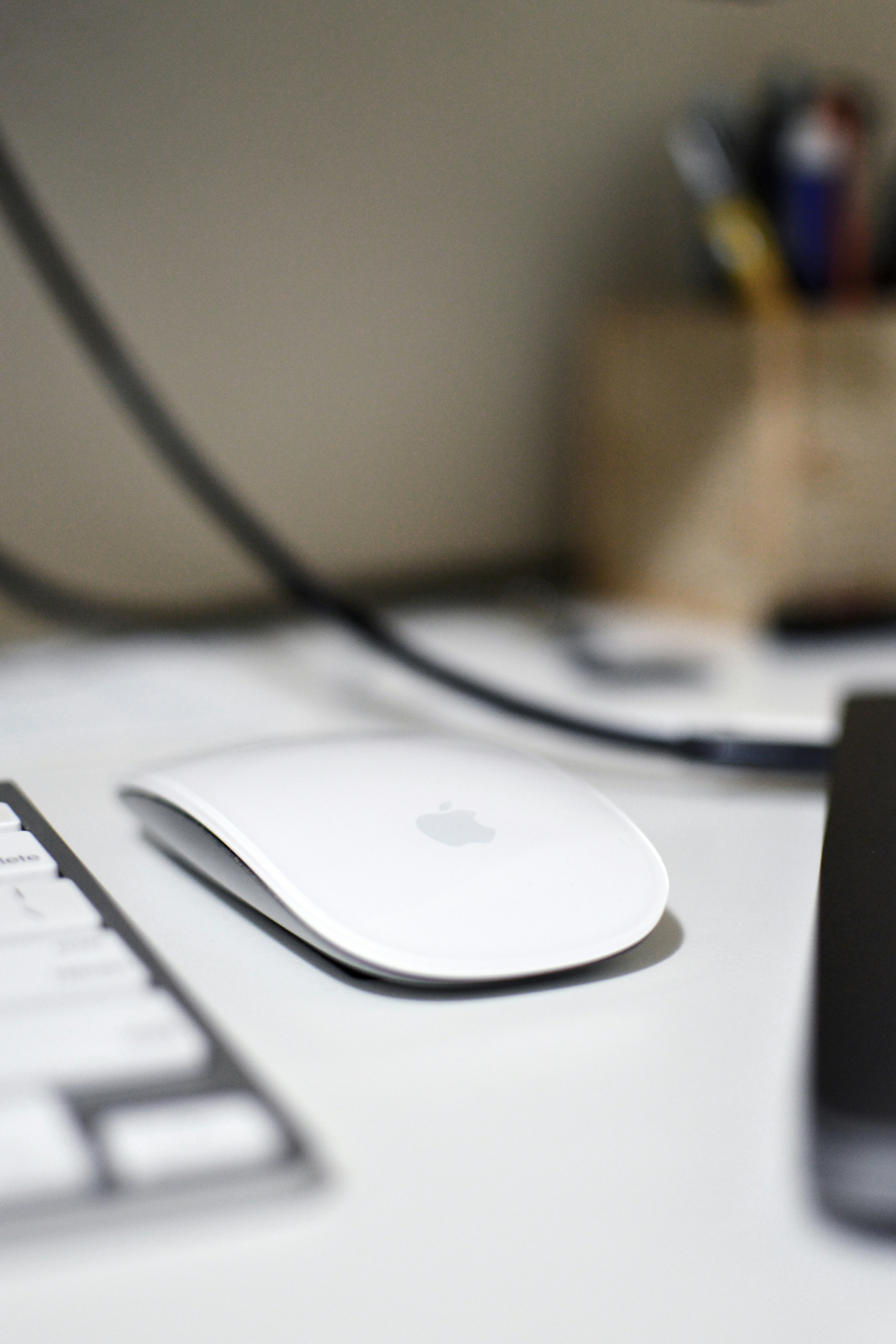 A computer mouse sitting on top of a white desk photo – Free Computer ...