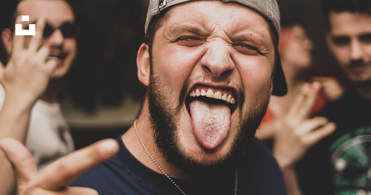 Un Hombre Haciendo Una Mueca Con La Lengua Fuera Foto Imagen De
