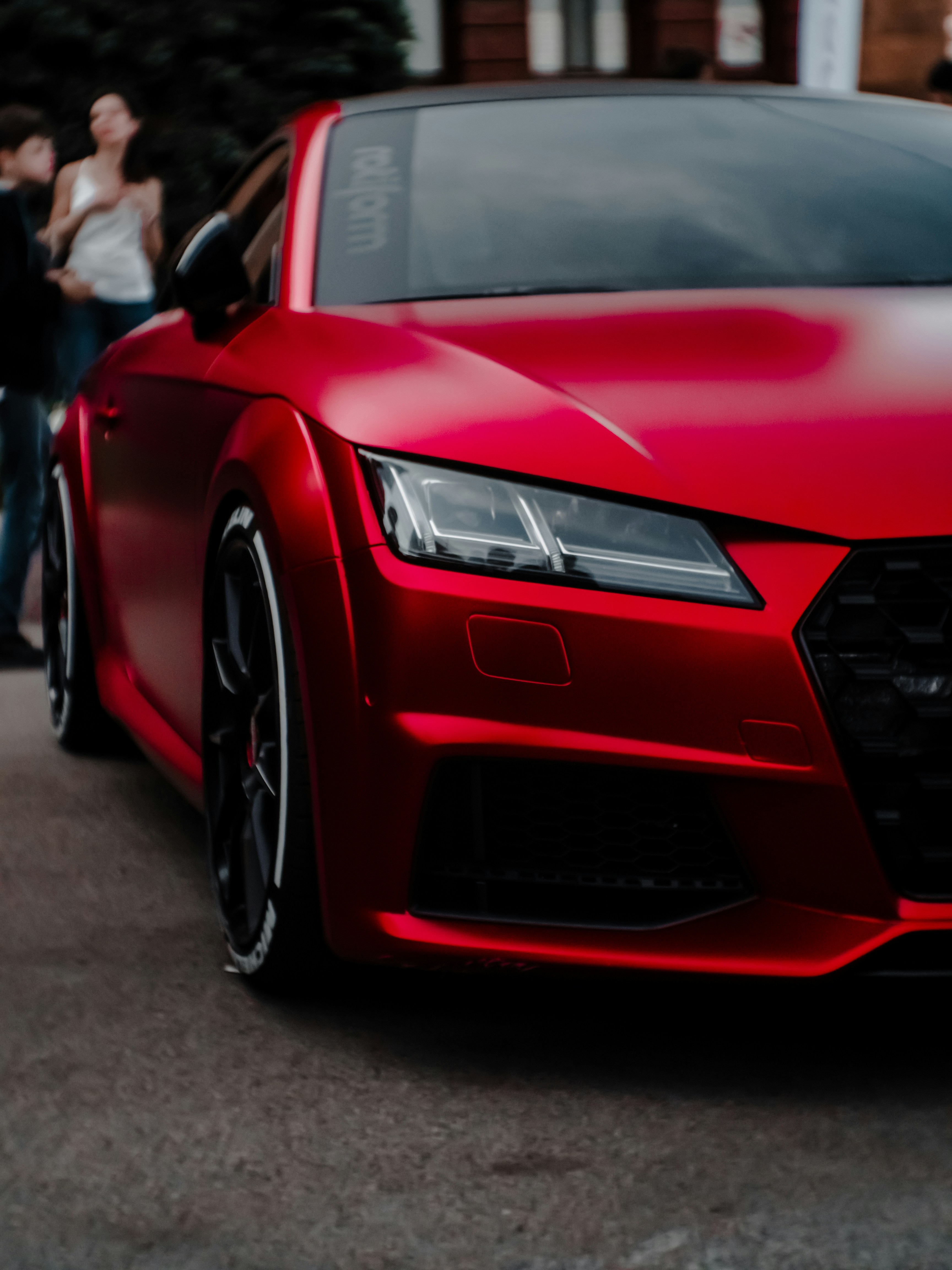 Une voiture rouge garée sur le bord de la route photo – Photo Auto ...