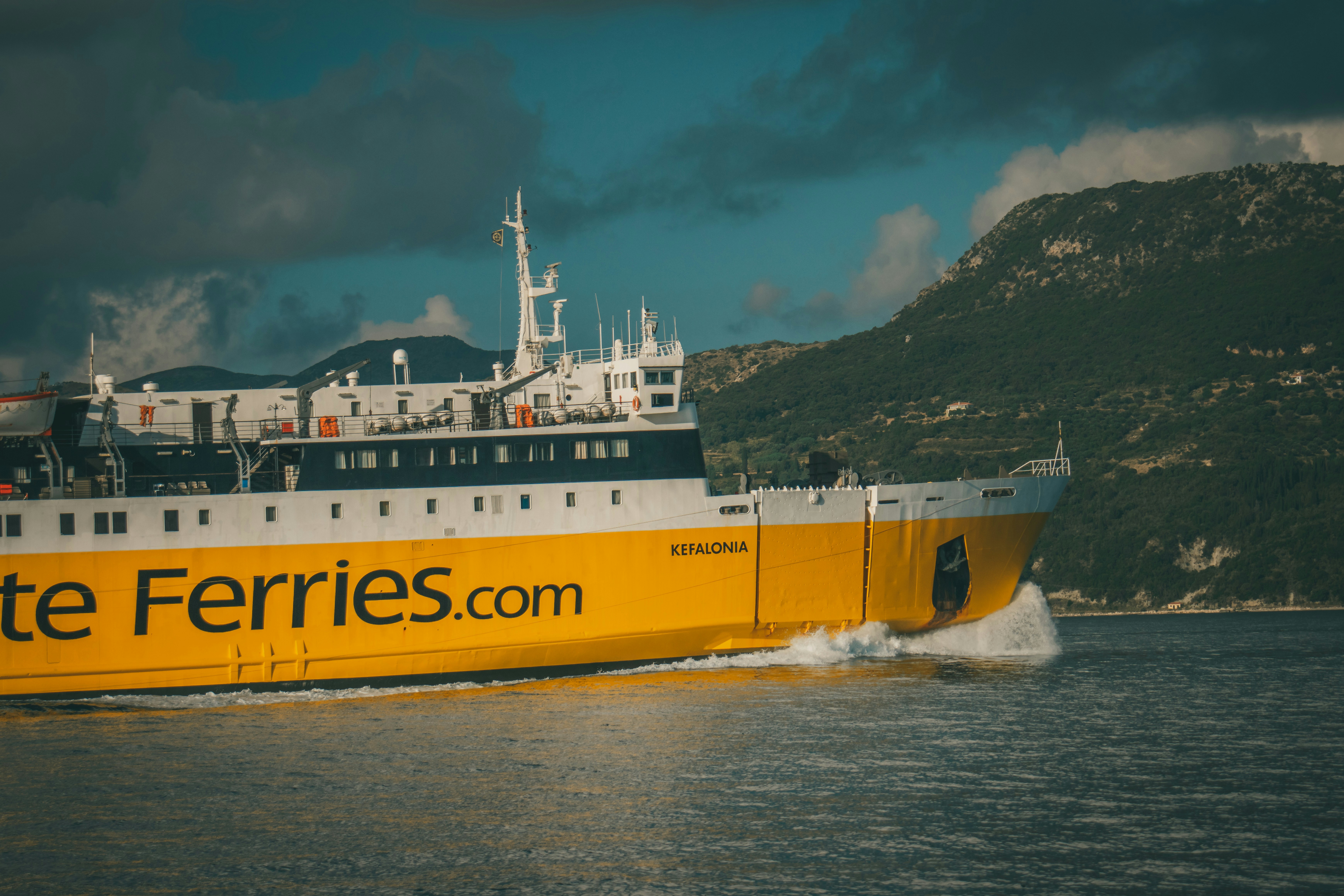 Un gran ferry amarillo y blanco en un cuerpo de agua foto – Imagen de ...