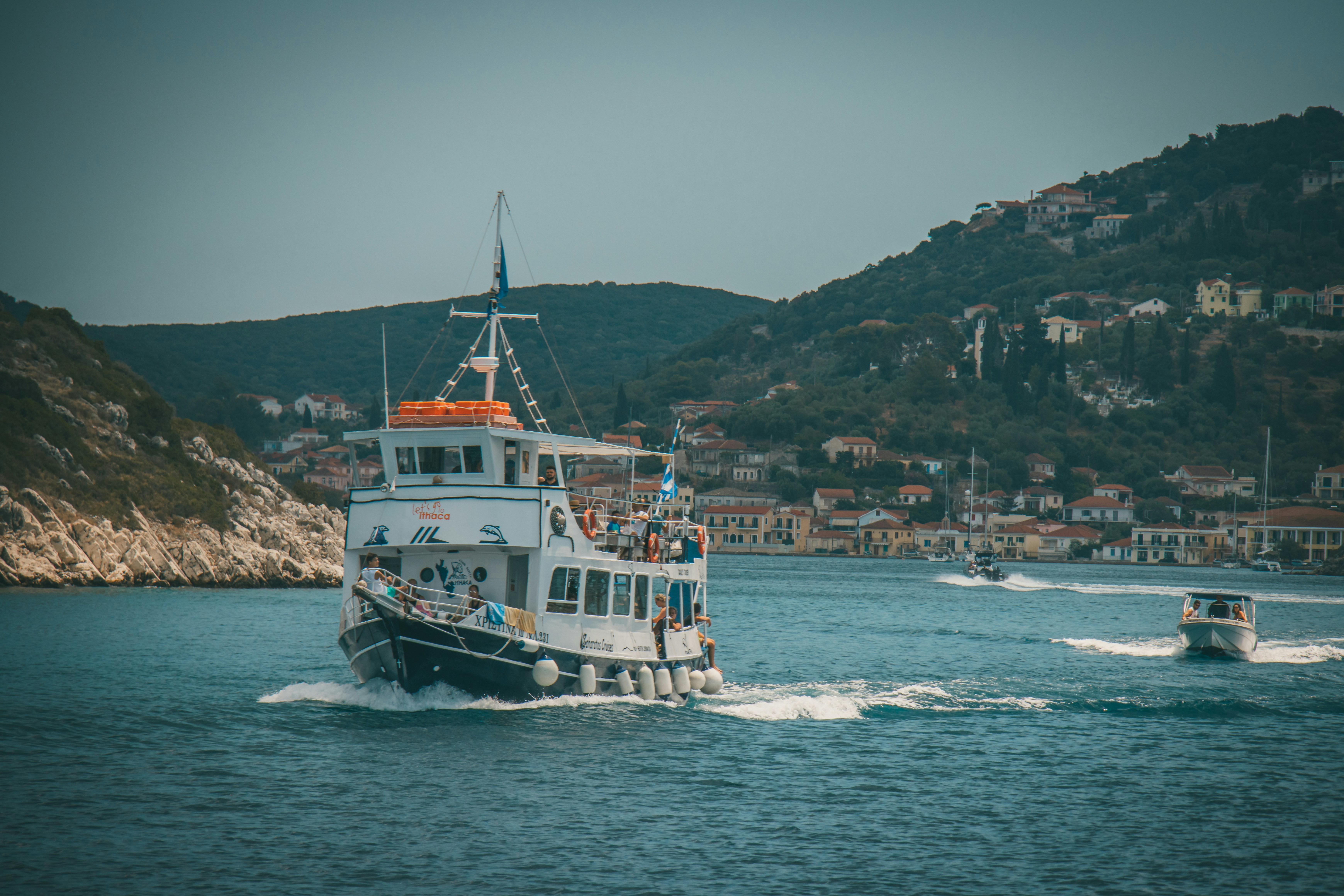 Foto zum Thema Ein großes Boot mit Menschen im Wasser – Kostenloses ...