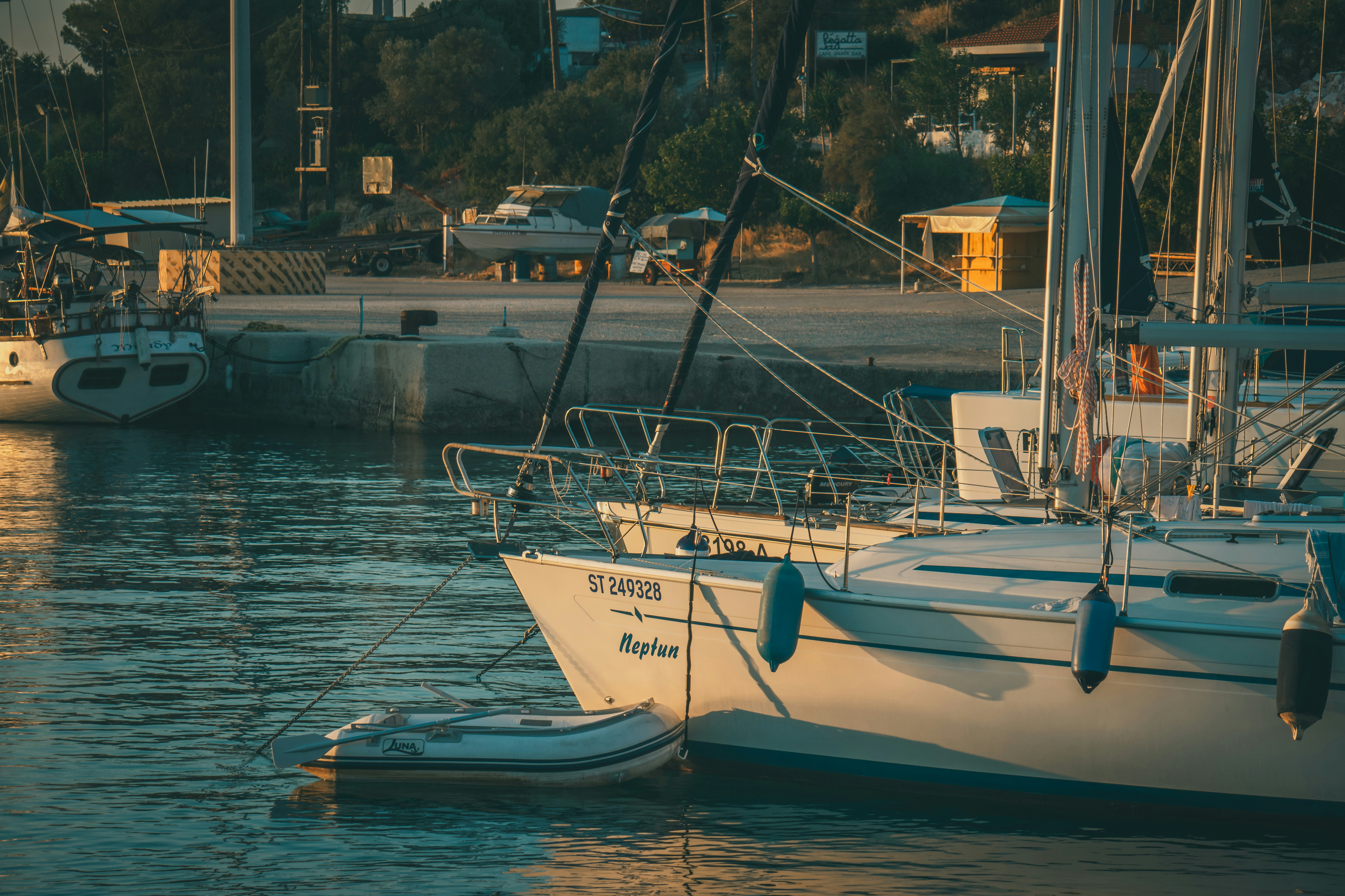 Un par de botes que están sentados en el agua foto – Imagen de ...