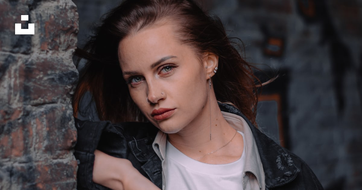 レンガの壁にもたれかかる若い女性の写真 Unsplashの無料ロシコ写真